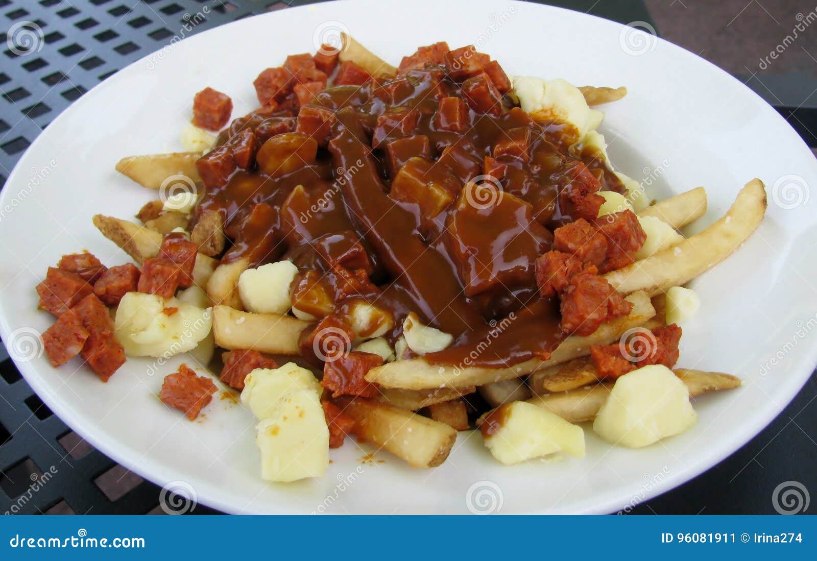Poutine Canadiense De La Salchicha Y De La Salsa Imagen de archivo ...