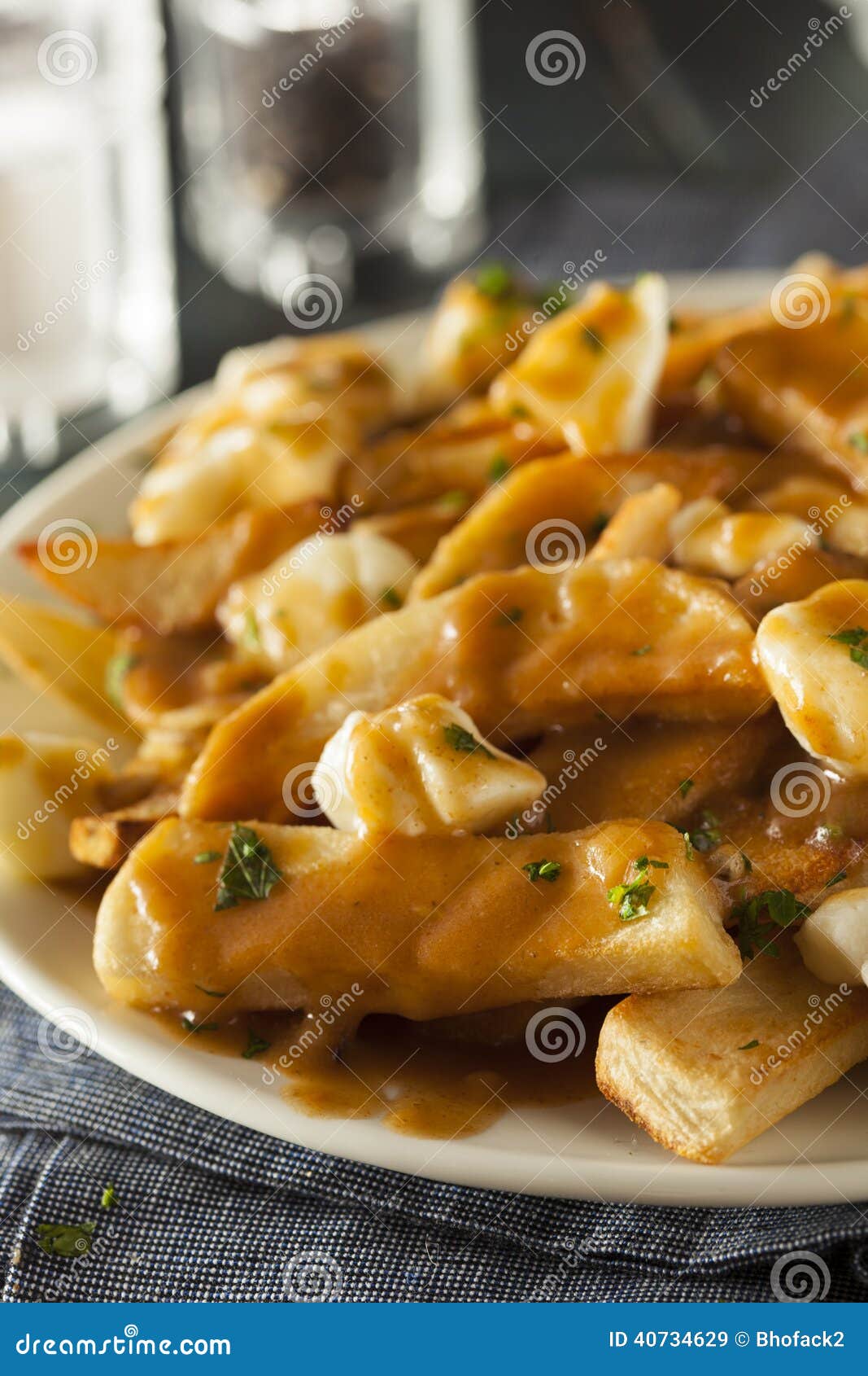 Poutine Delicioso Malsano Con Las Patatas Fritas Imagen de archivo ...