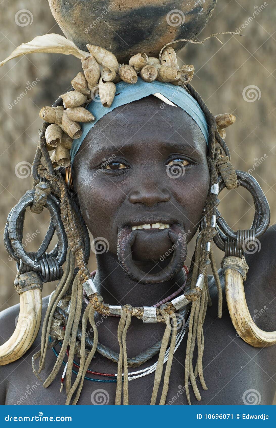 Povos africanos 1 de Mursi foto editorial. Imagem de cara - 10696071