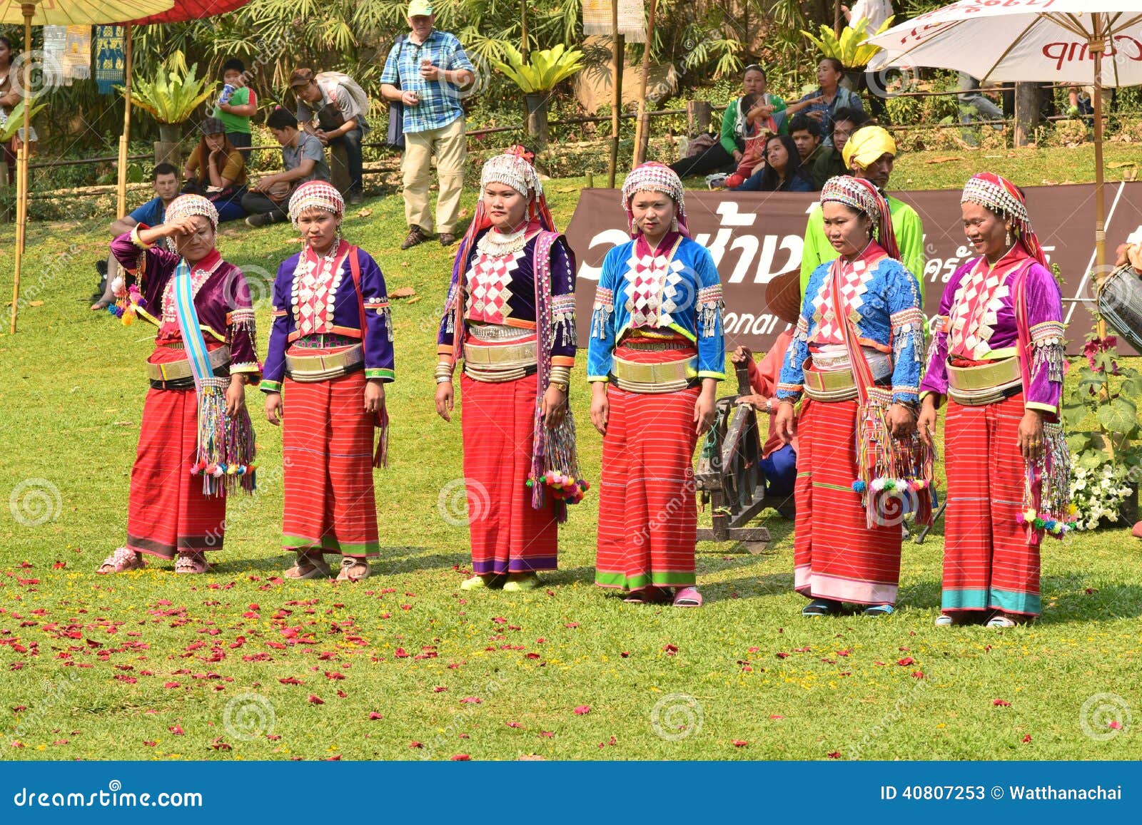 Povos Do Tribo Do Monte No Campo Foto de Stock Editorial - Imagem de ...