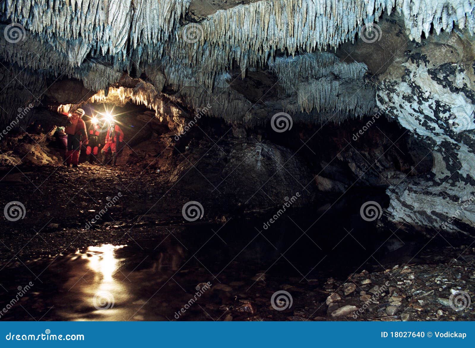 Povos Na Caverna De Comarnic, Romania Foto de Stock - Imagem de galeria ...
