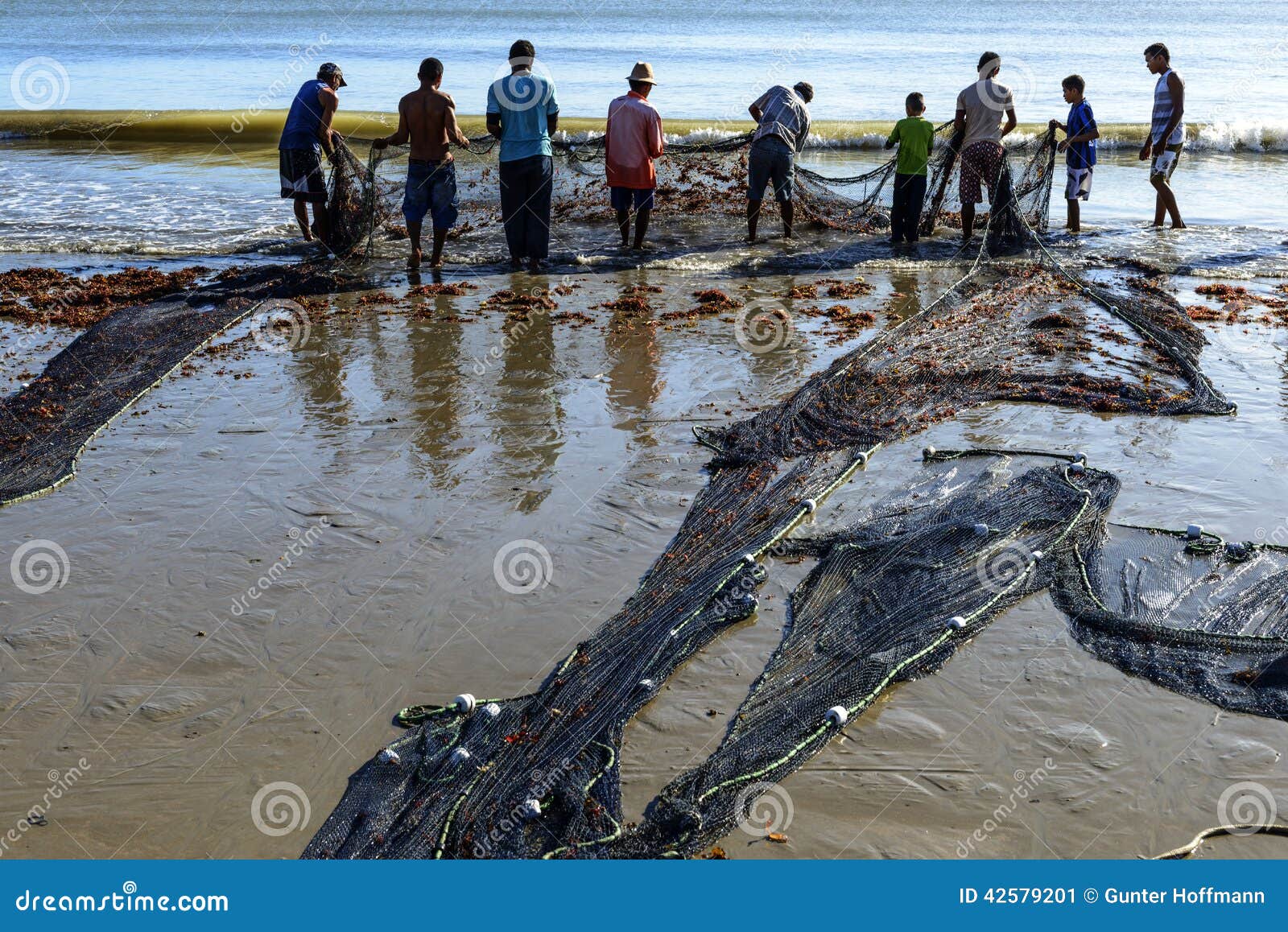 Povos Que Pescam Na Praia, Pititinga (Brasil) Foto Editorial - Imagem ...