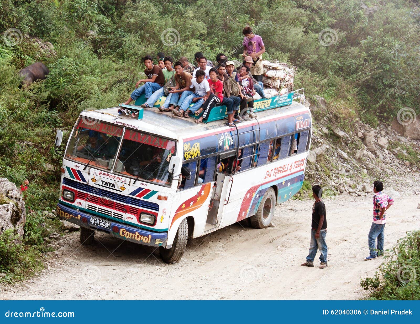 Povos Que Viajam Sobre O Tipo TATA Do Autobus Foto Editorial - Imagem ...