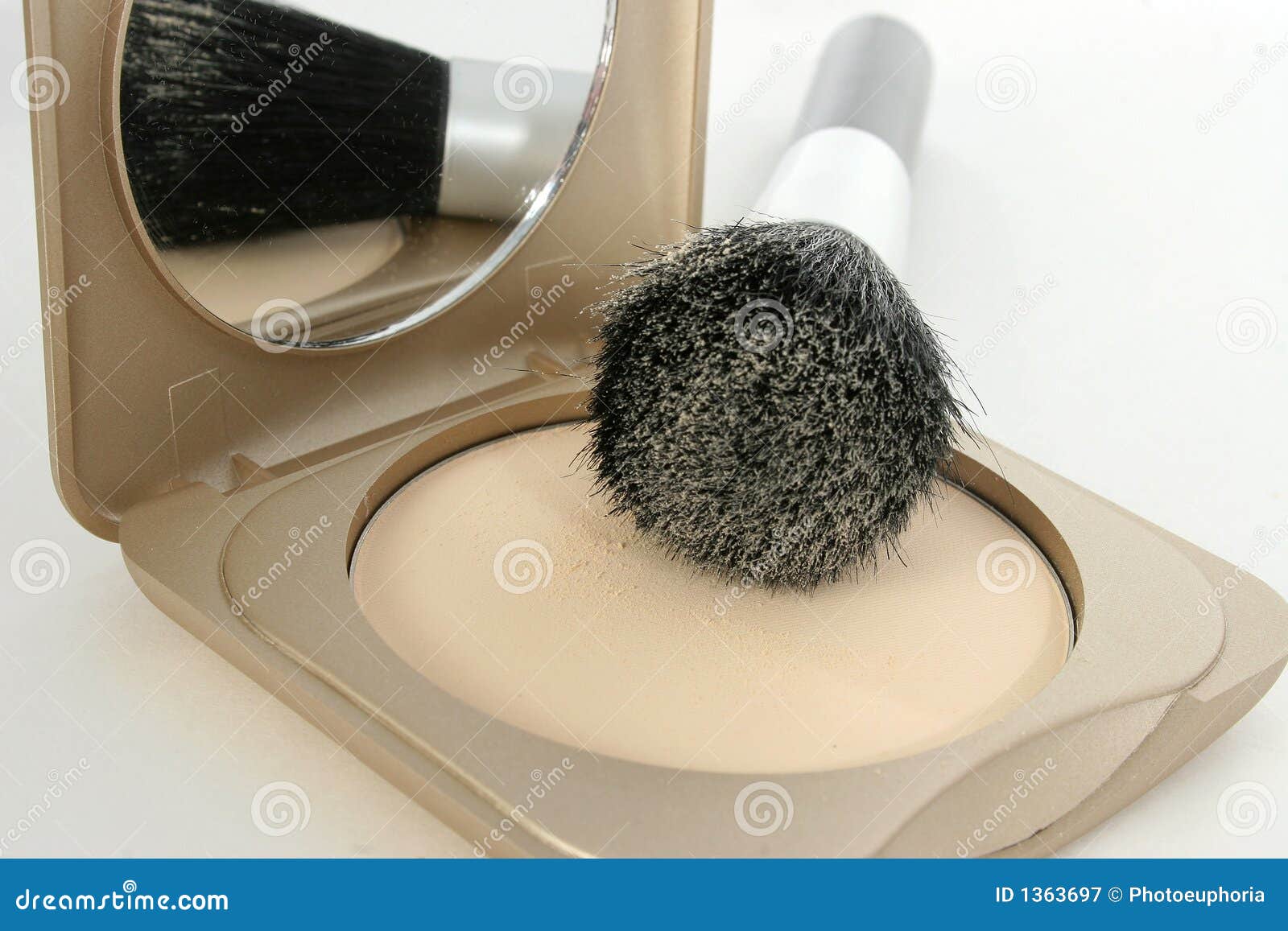 Powder Compact And Brush Picture. Image: 1363697