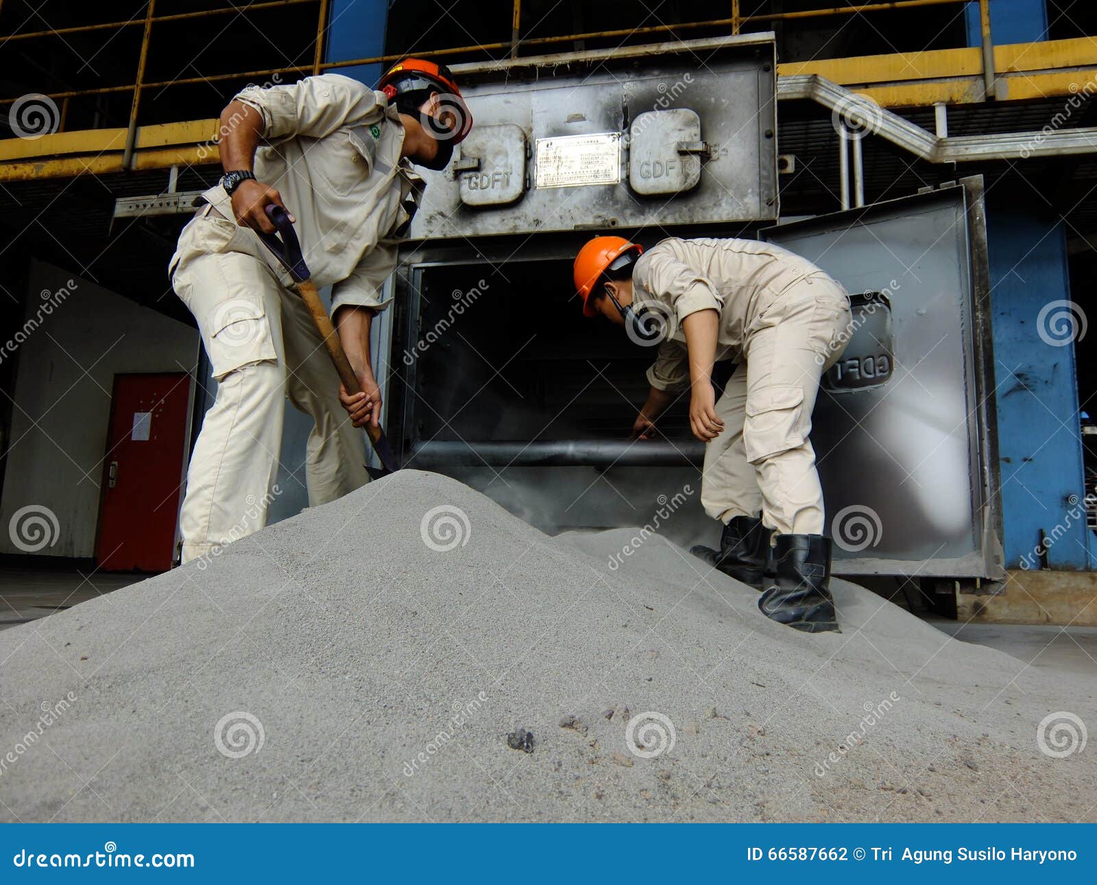 Power plant workers editorial photography. Image of force - 66587662