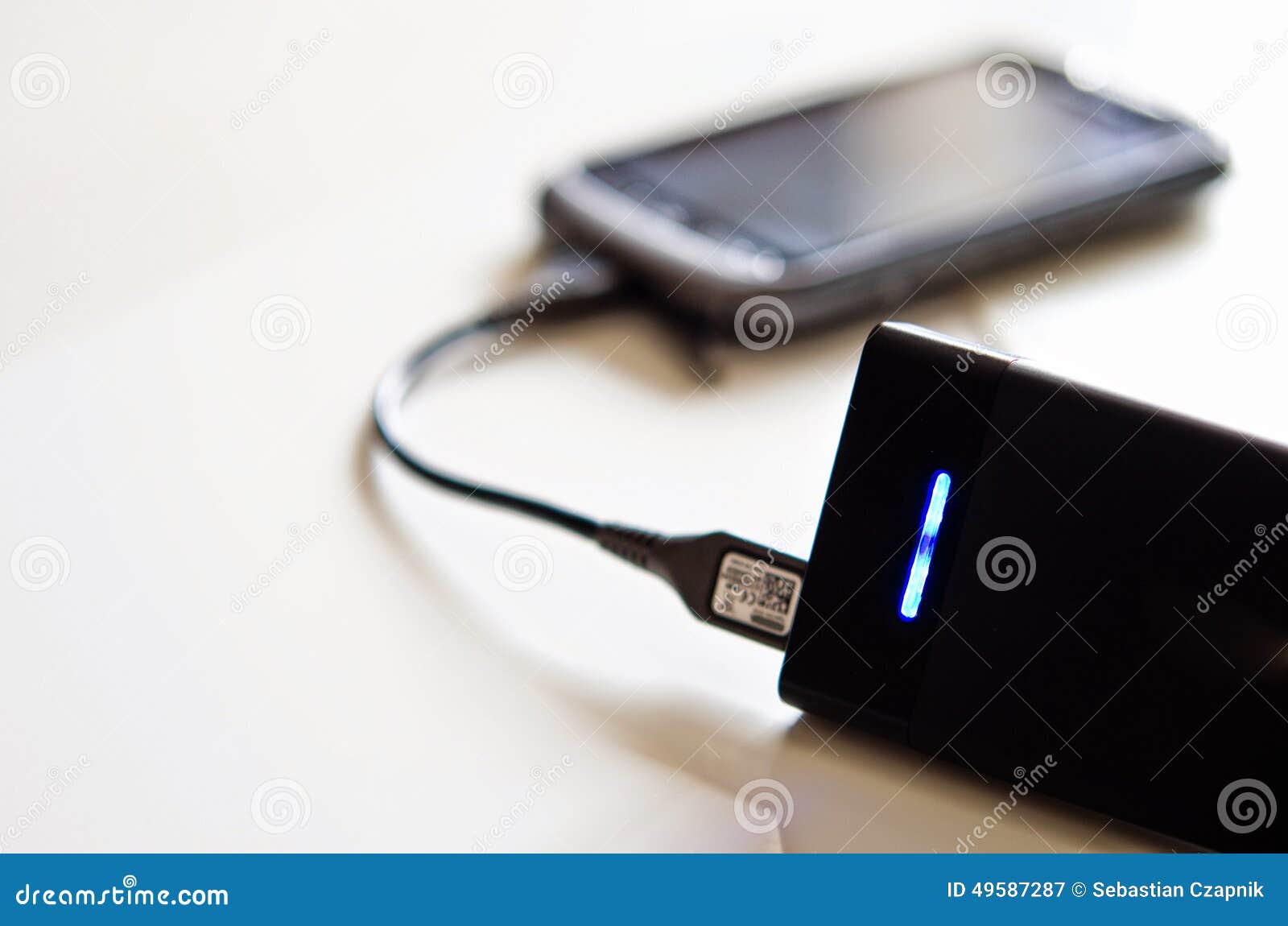 Powerbank En La Tabla De La Sala De Estar Imagen de archivo - Imagen de ...