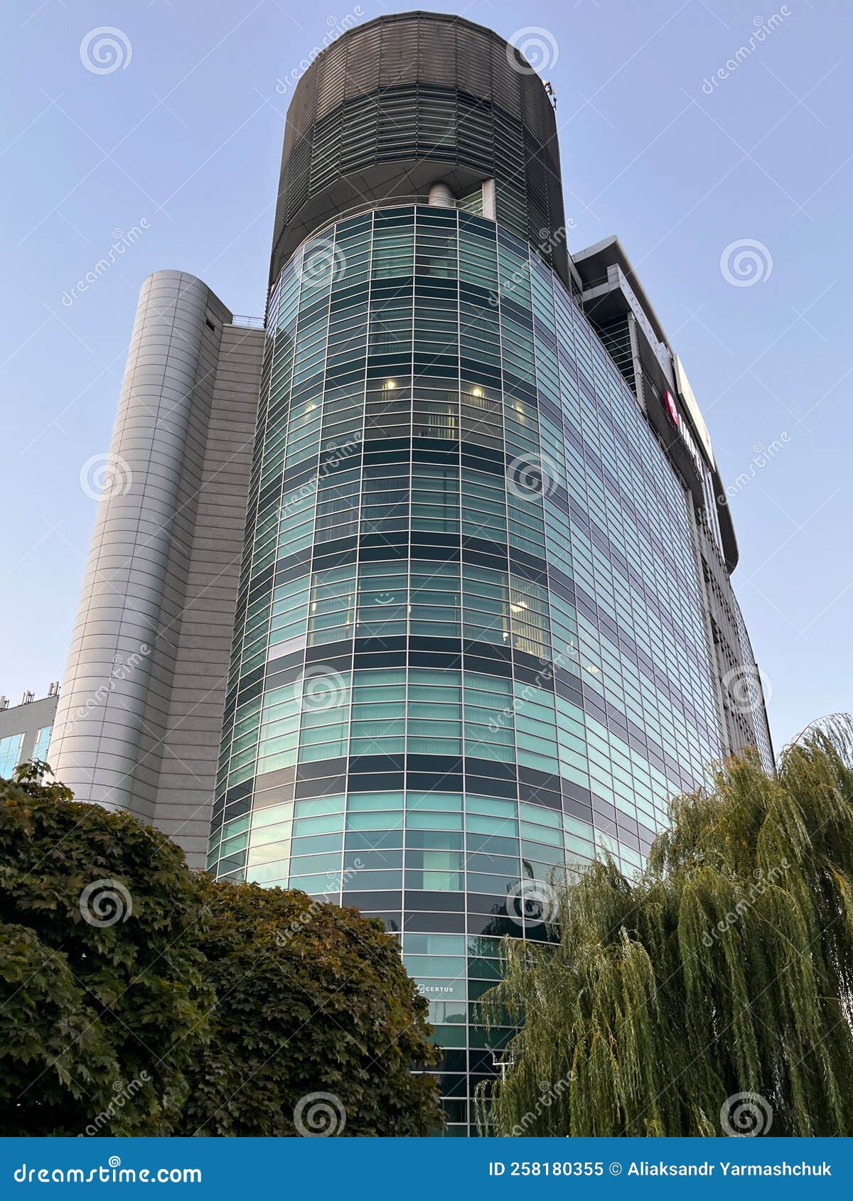 Poznan Poland 04102022 : Fachada De Un Edificio De Cristal Moderno ...