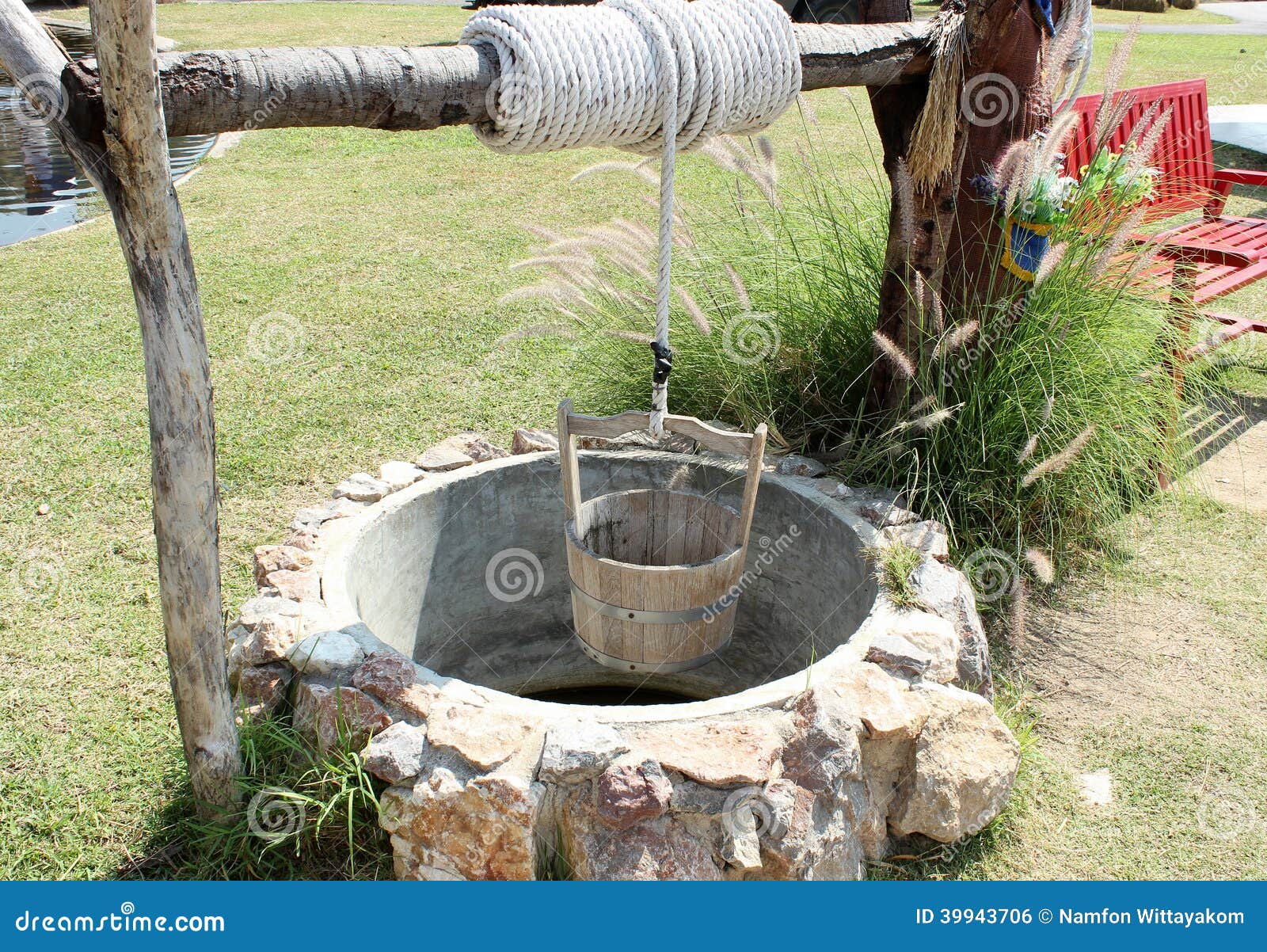 Pozo. foto de archivo. Imagen de redondo, antigüedad - 39943706