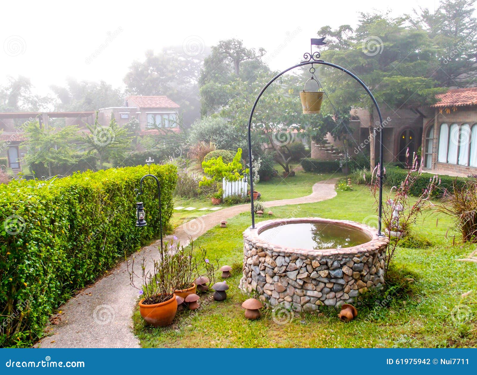 Pozo De Agua Adornado Hermoso Foto de archivo - Imagen de ...
