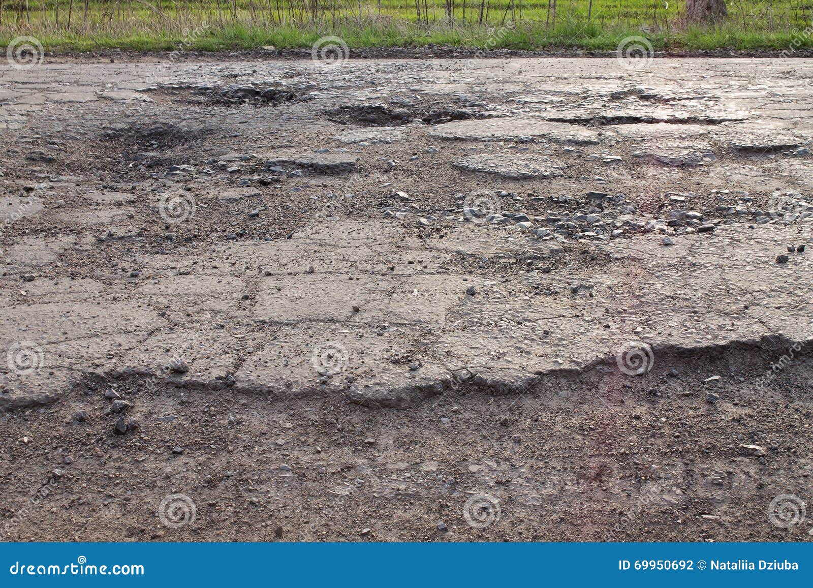 Pozzi E Buche Sulla Strada Asfaltata Fotografia Stock - Immagine di ...
