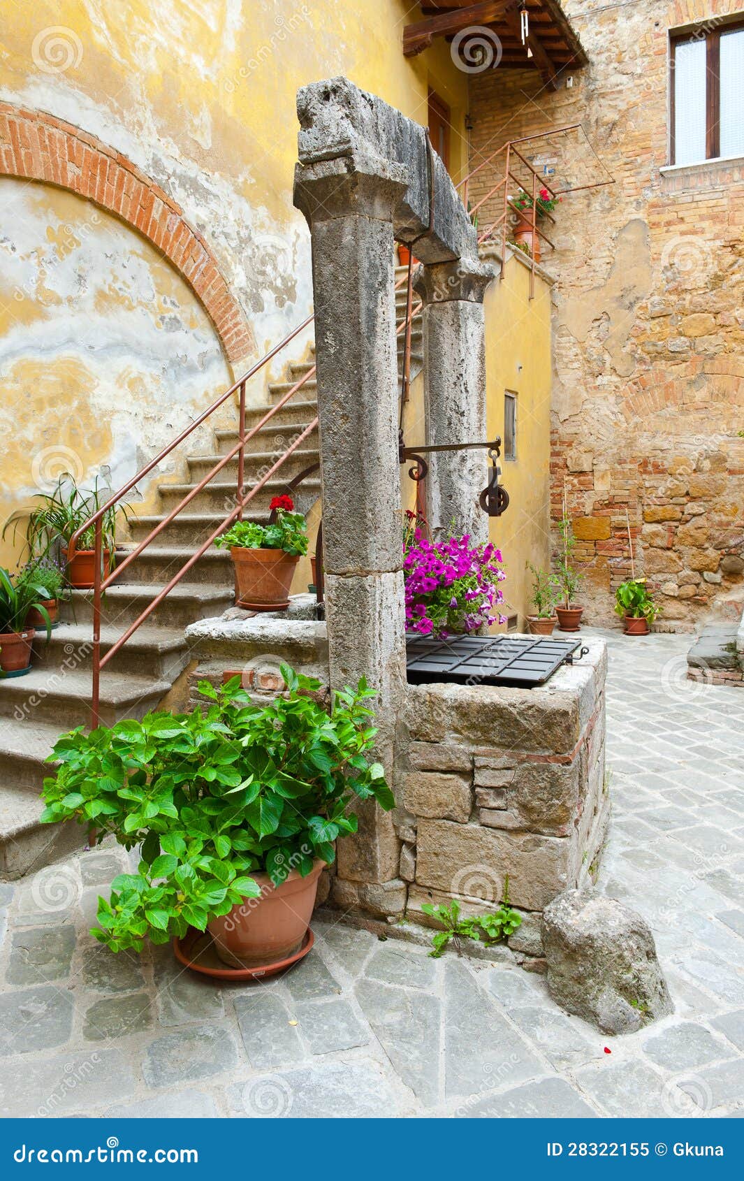 Pozzo antico immagine stock. Immagine di città, decorato - 28322155