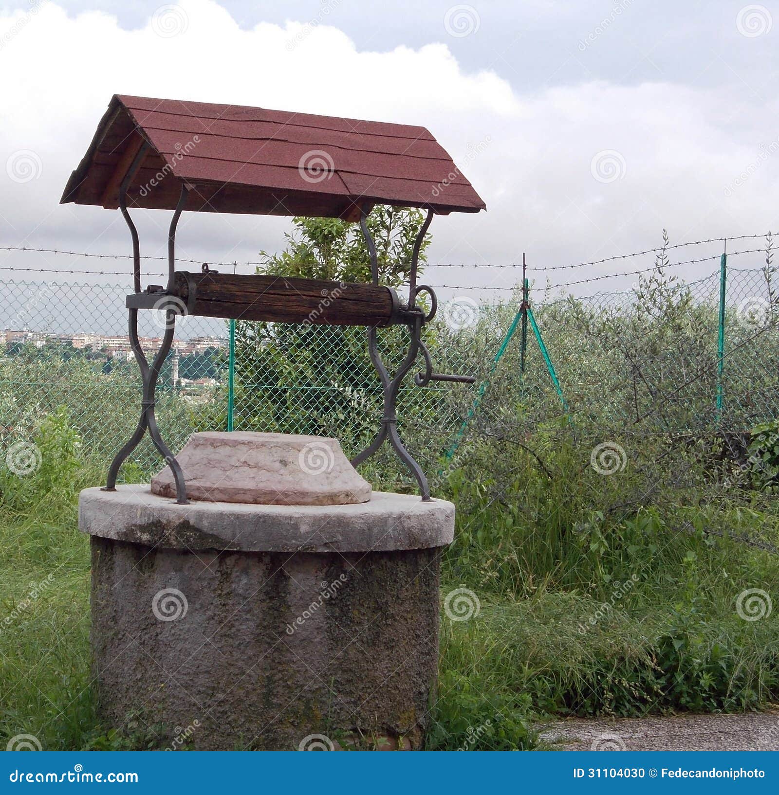 Pozzo antico fotografia stock. Immagine di pozzo, rainwater - 31104030