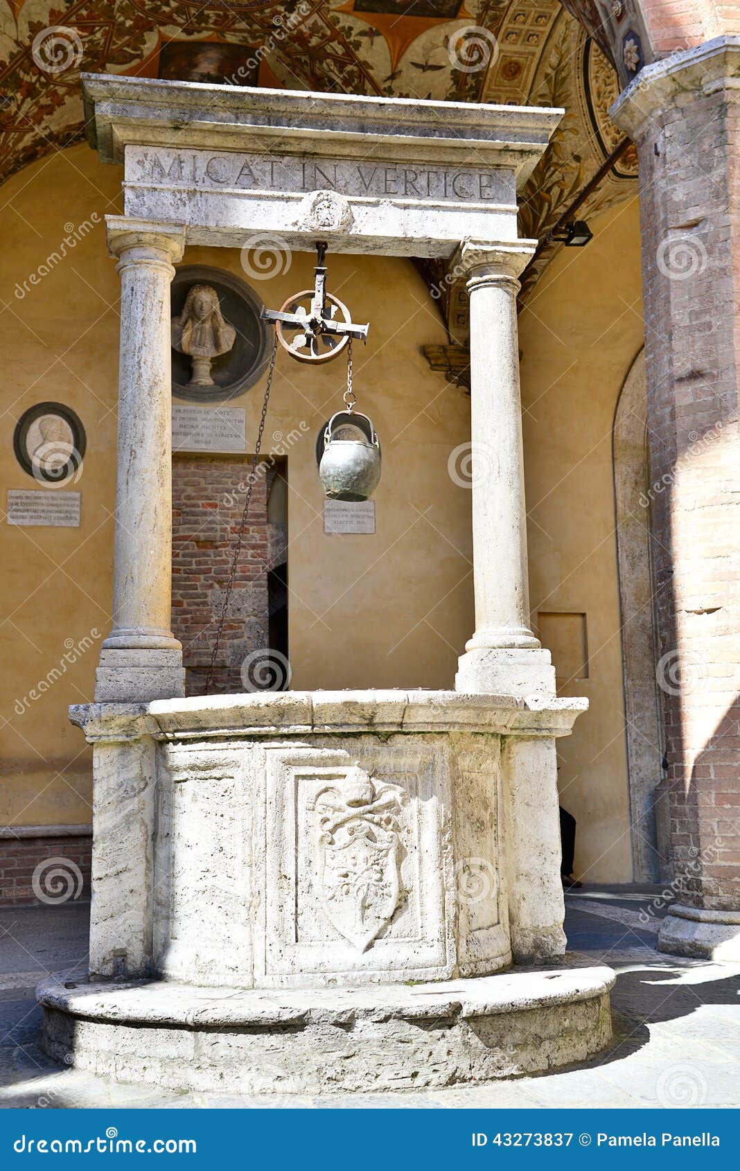 Pozzo antico immagine stock. Immagine di medioevale, campanile - 43273837