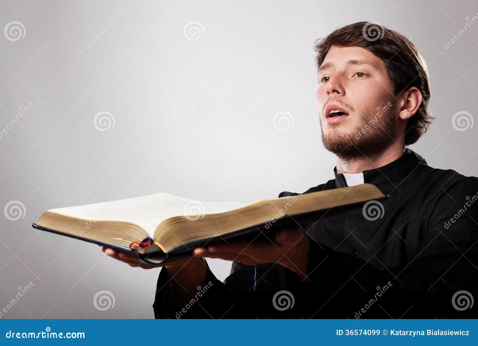 Prédicateur avec la bible image stock. Image du écritures - 36574099