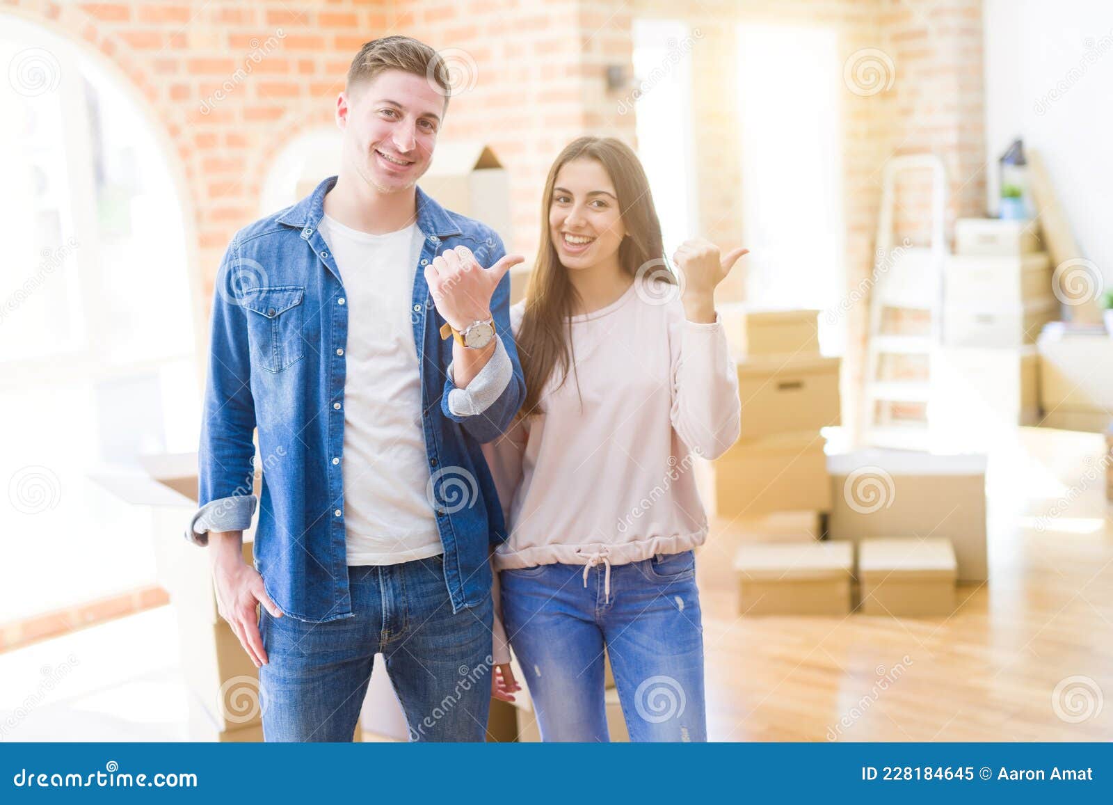 Prachtig Jong Koppel Dat Naar Een Nieuw Huis Gaat Glimlachen Met Een ... Prachtig Jong Koppel Dat Naar Een Nieuw Huis Gaat Glimlachen Met Een ...