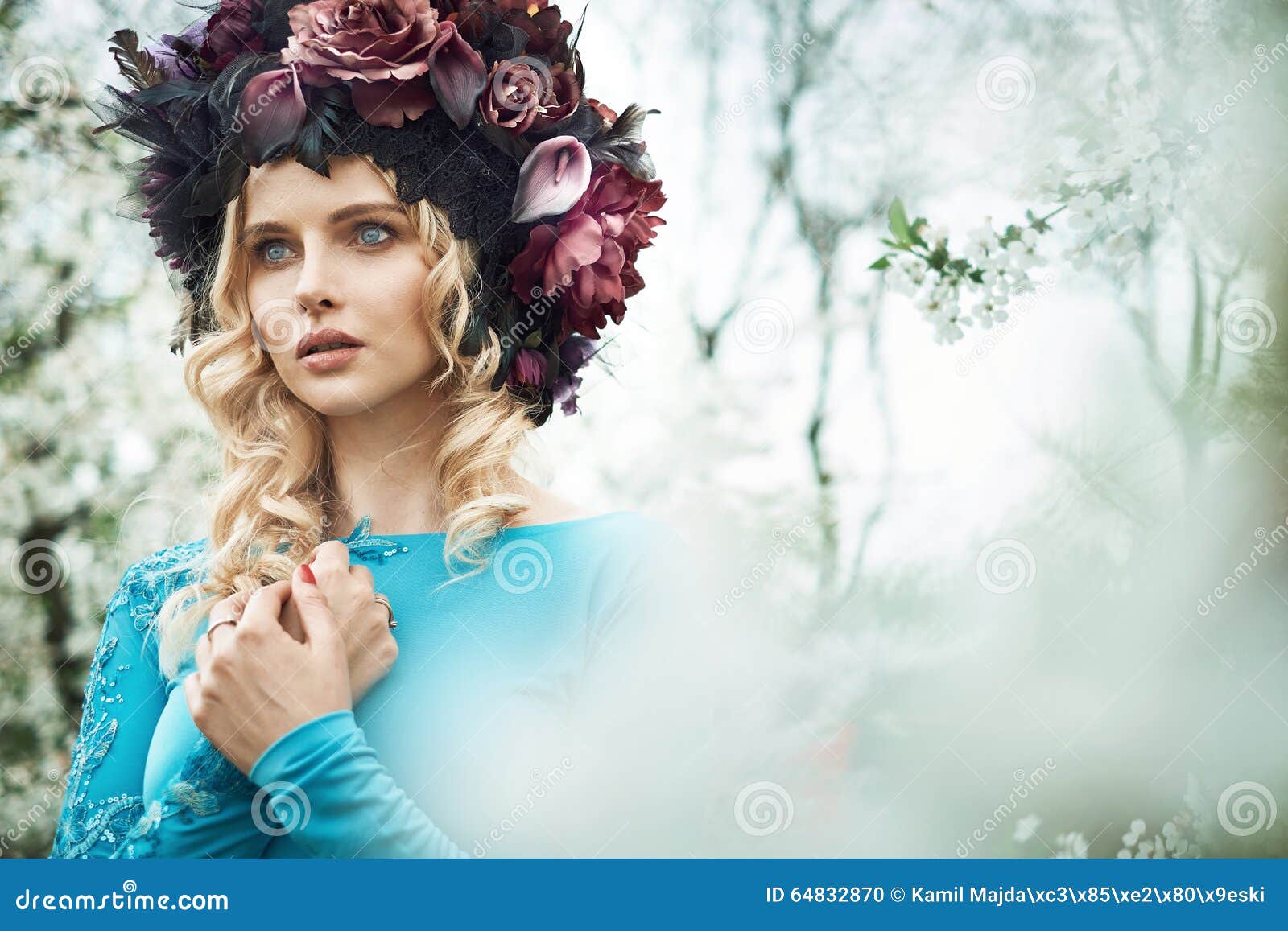 Prachtige Blonde Nimf Die in De Boomgaard Lopen Stock Foto - Image of ...