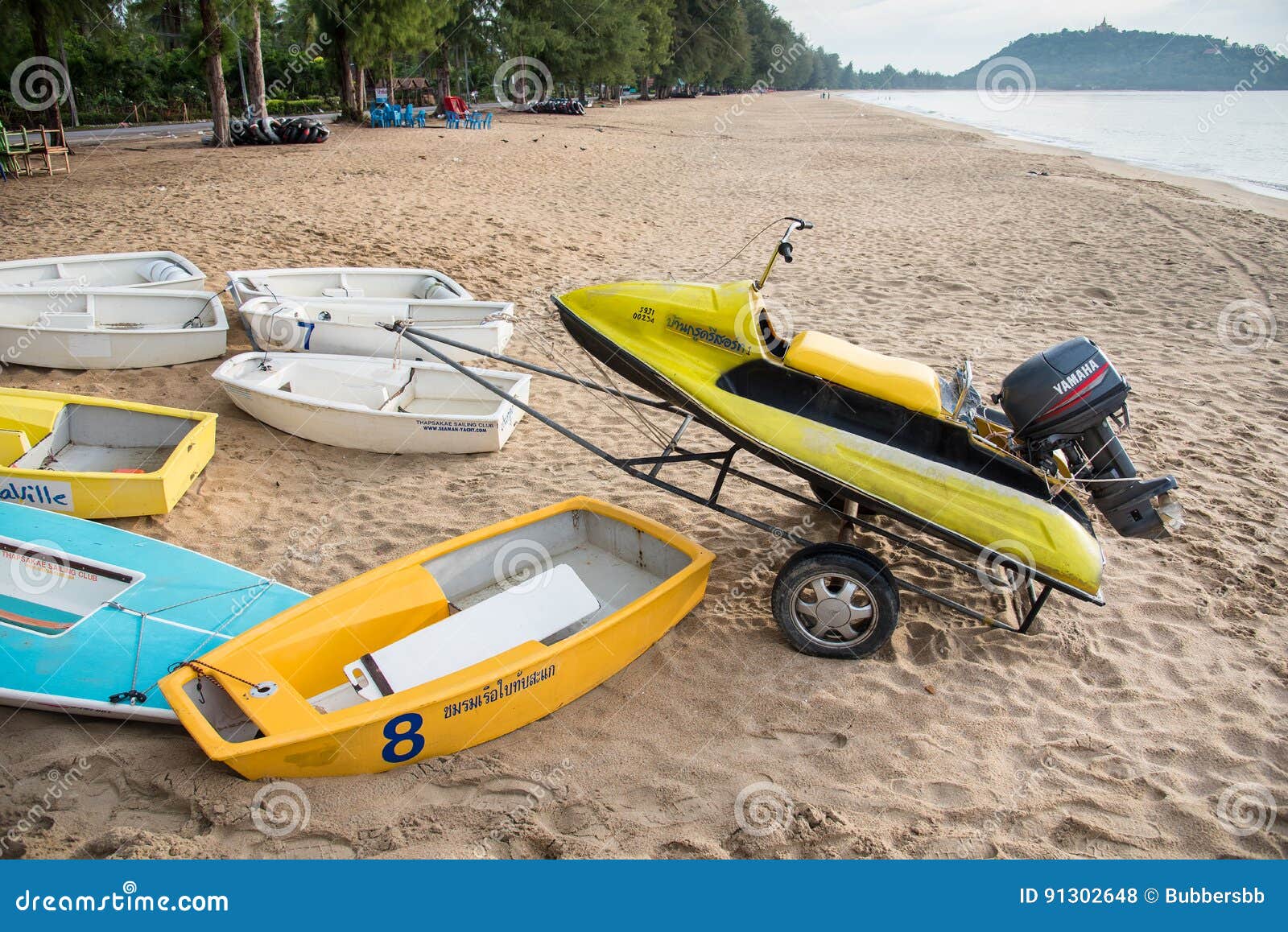Prachuap Khiri Khan, Thailand - April, 18, 2017: Kleine Boote ...