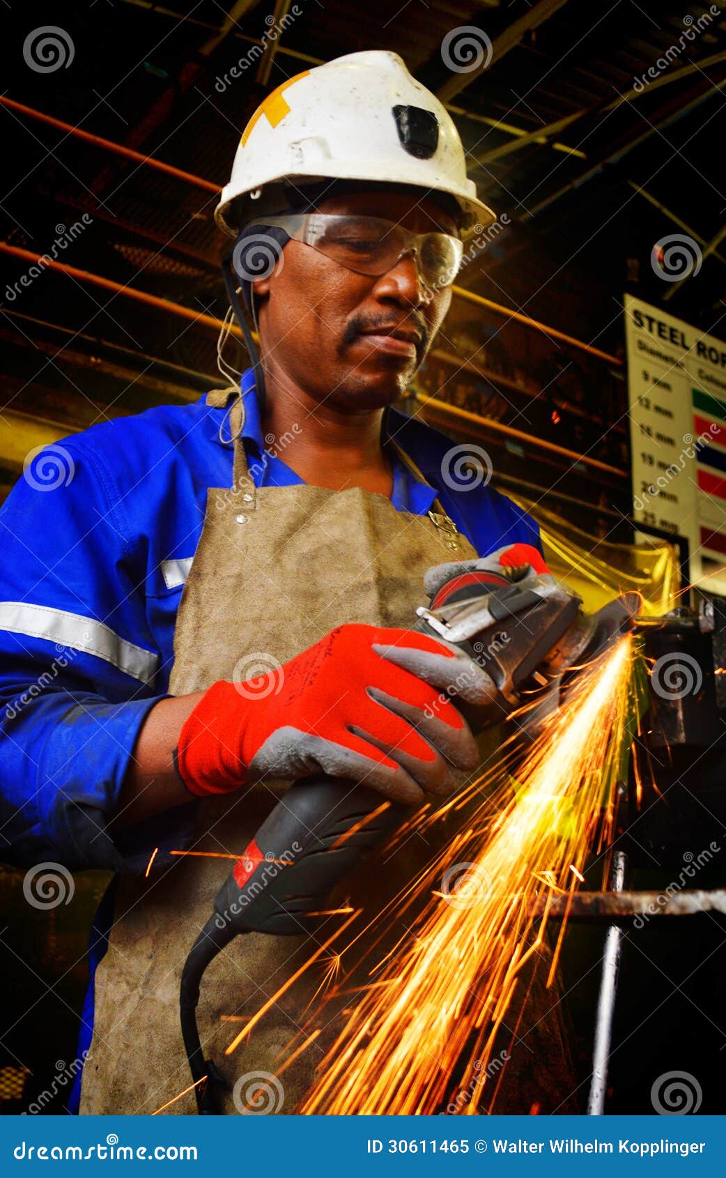 Pracownik i kąta ostrzarz obraz editorial. Obraz złożonej z ostrzarz ...