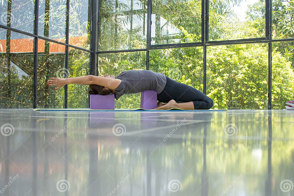 Practice yoga diamond pose stock image. Image of barefoot - 175358017