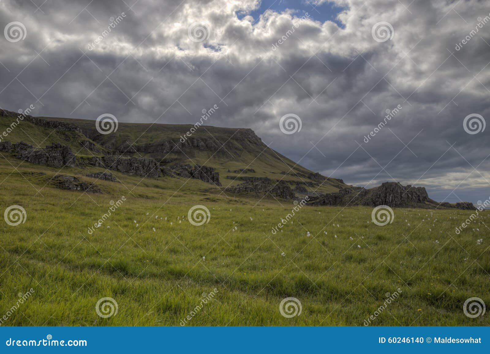 Prado Y Tormenta De La Montaña Foto de archivo - Imagen de lluvia ...
