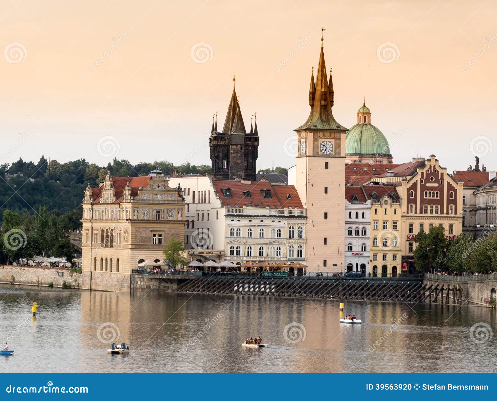 Prag, die Moldau-Fluss. redaktionelles bild. Bild von stadt - 39563920