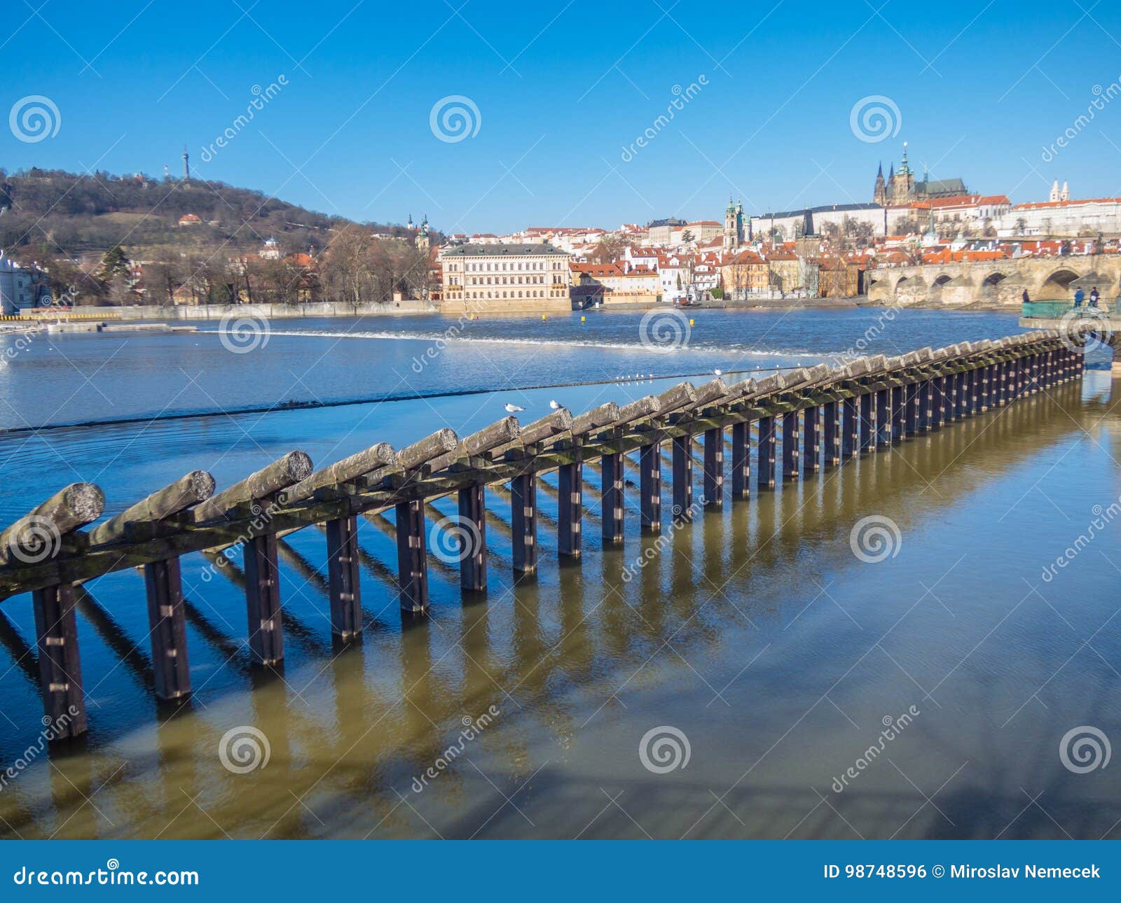 Prag-Panorama Mit Die Moldau-Fluss Stockfoto - Bild von böhmisch ...