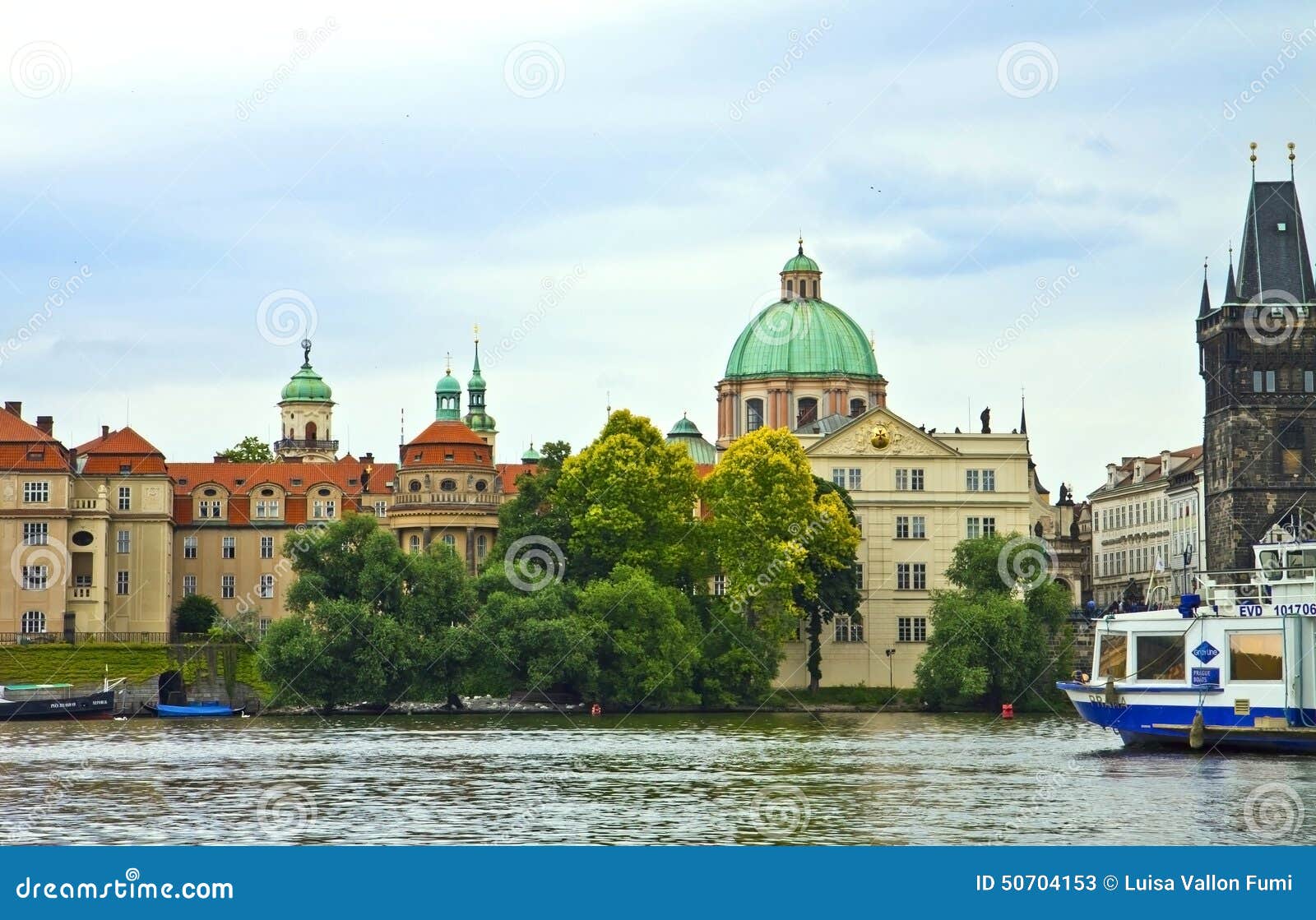Prag vom Moldau-Fluss redaktionelles stockfoto. Bild von europa - 50704153