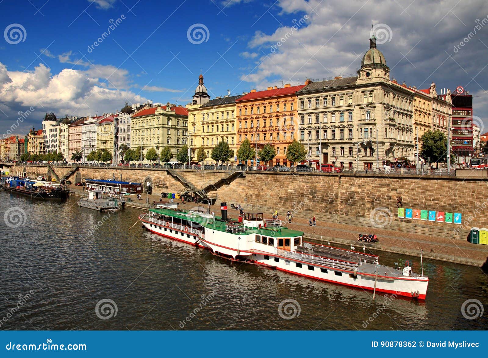 Prag von die Moldau-Fluss redaktionelles stockfotografie. Bild von ...