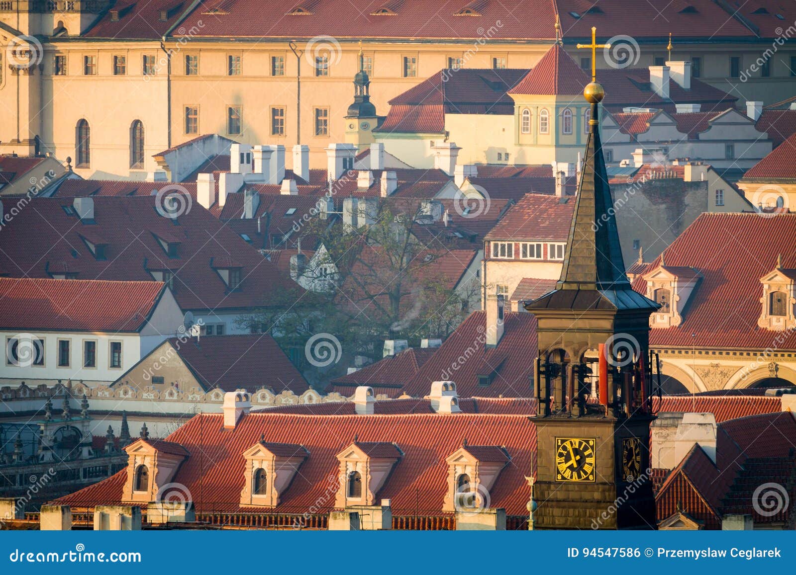 Praga, Capitale Della Cechia Fotografia Stock - Immagine di arancione ...