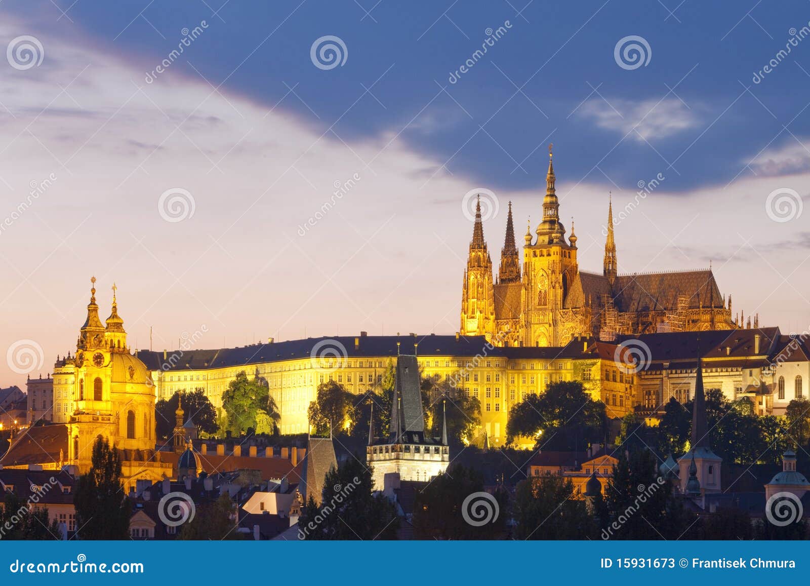 Praga - Castello Hradcany Al Crepuscolo Immagine Stock - Immagine di ...