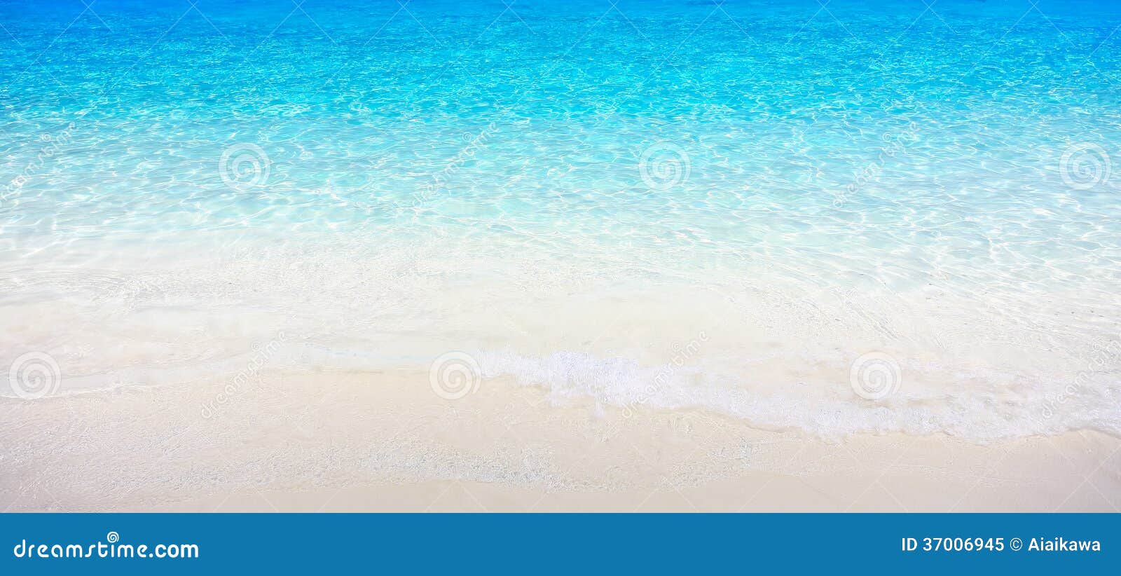 Praia Branca Da Areia Com Mar Claro Imagem de Stock - Imagem de azul ...