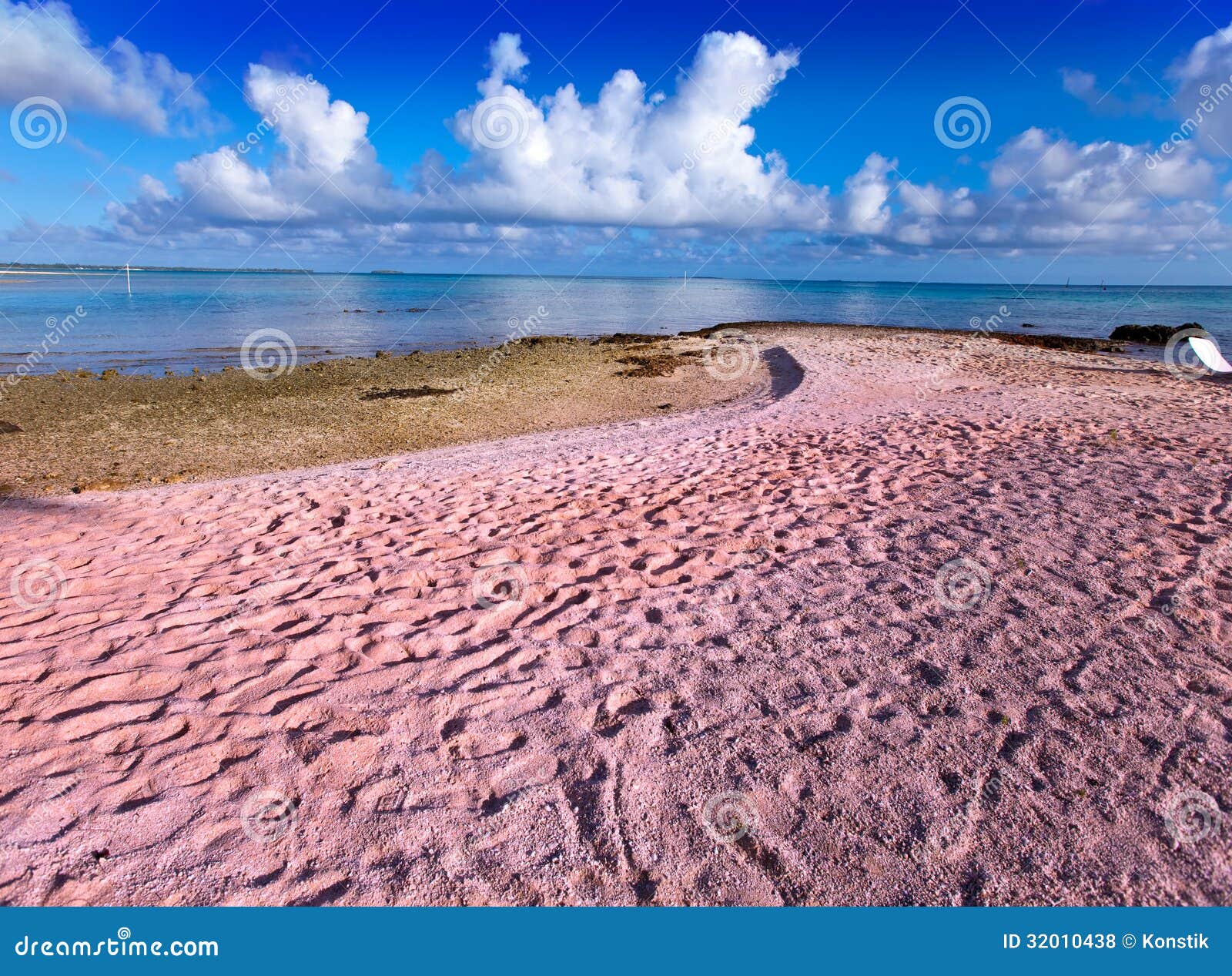 Praia Com Areia Cor-de-rosa Foto de Stock - Imagem de curso, litoral ...