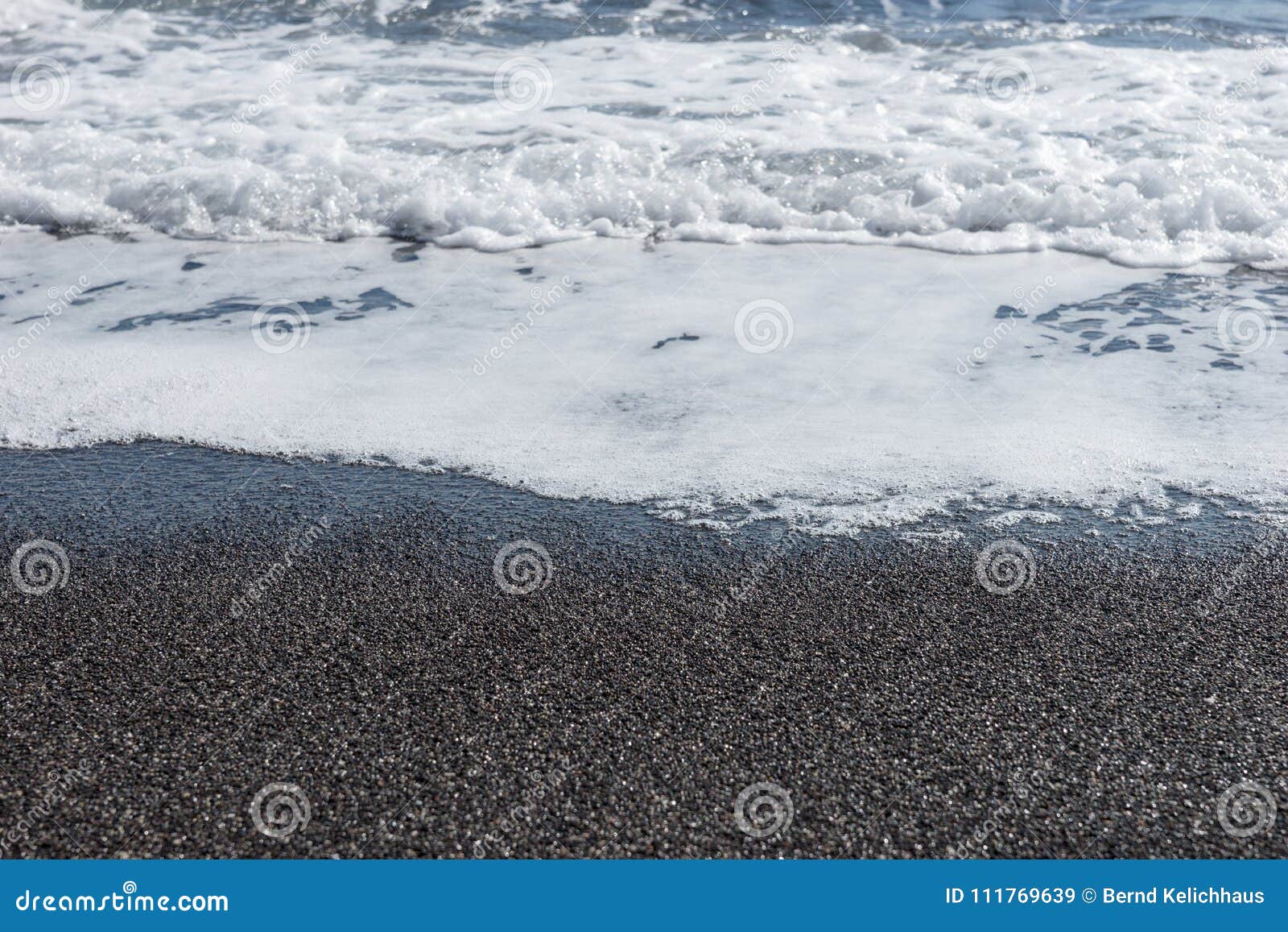 Praia com areia preta imagem de stock. Imagem de ensolarado - 111769639