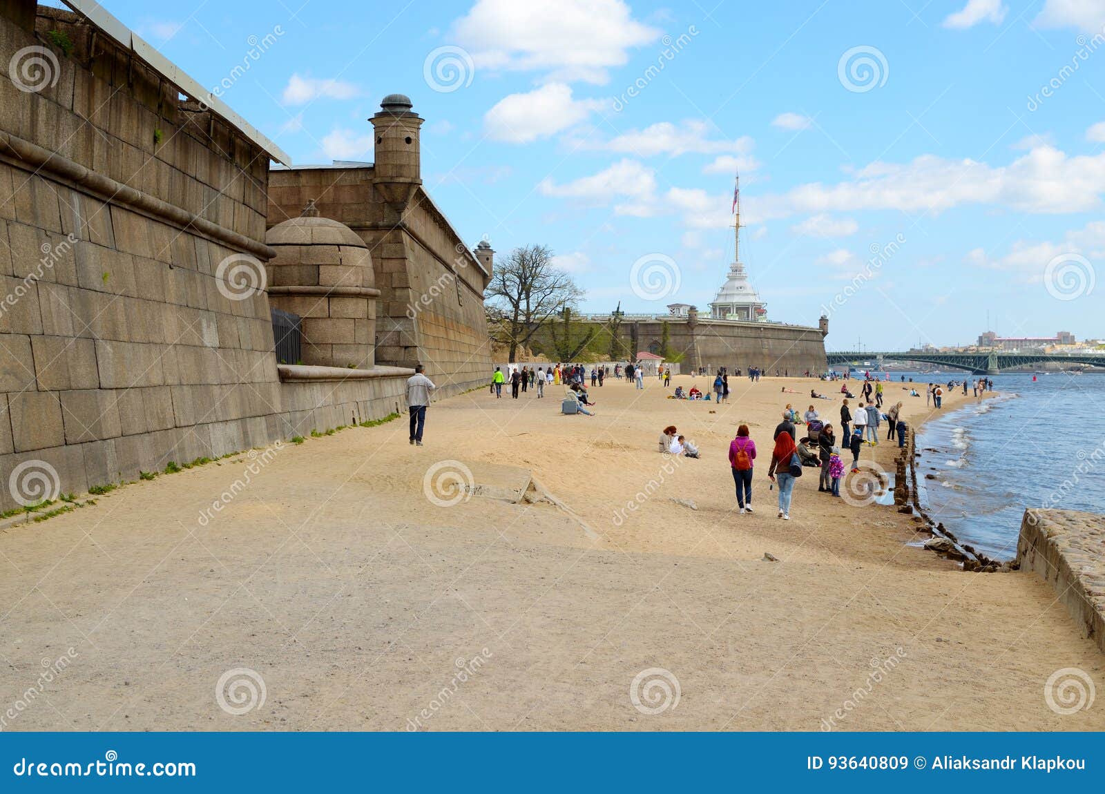 Praia Da Cidade Pelo Rio Neva Imagem de Stock Editorial - Imagem de ...