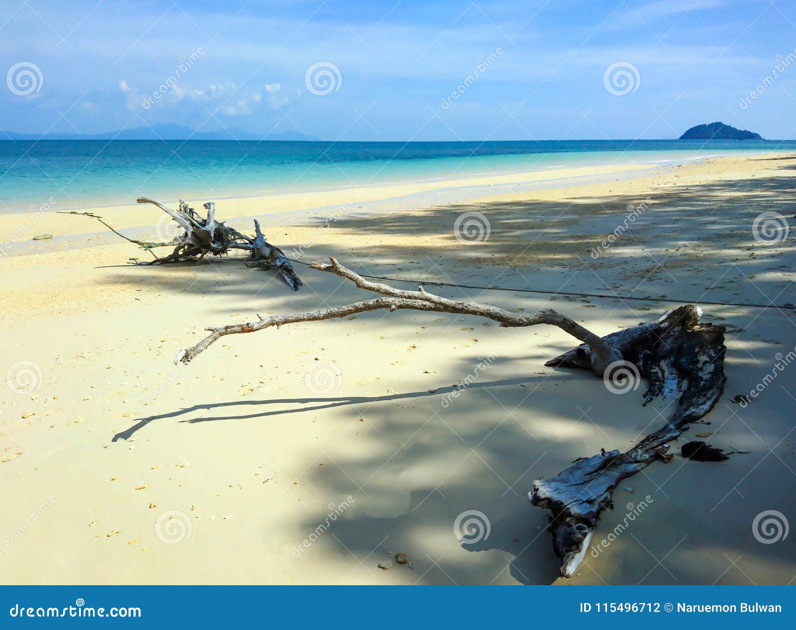 Praia Da Ilha De Koh Bulone, Satun Foto de Stock - Imagem de costa ...