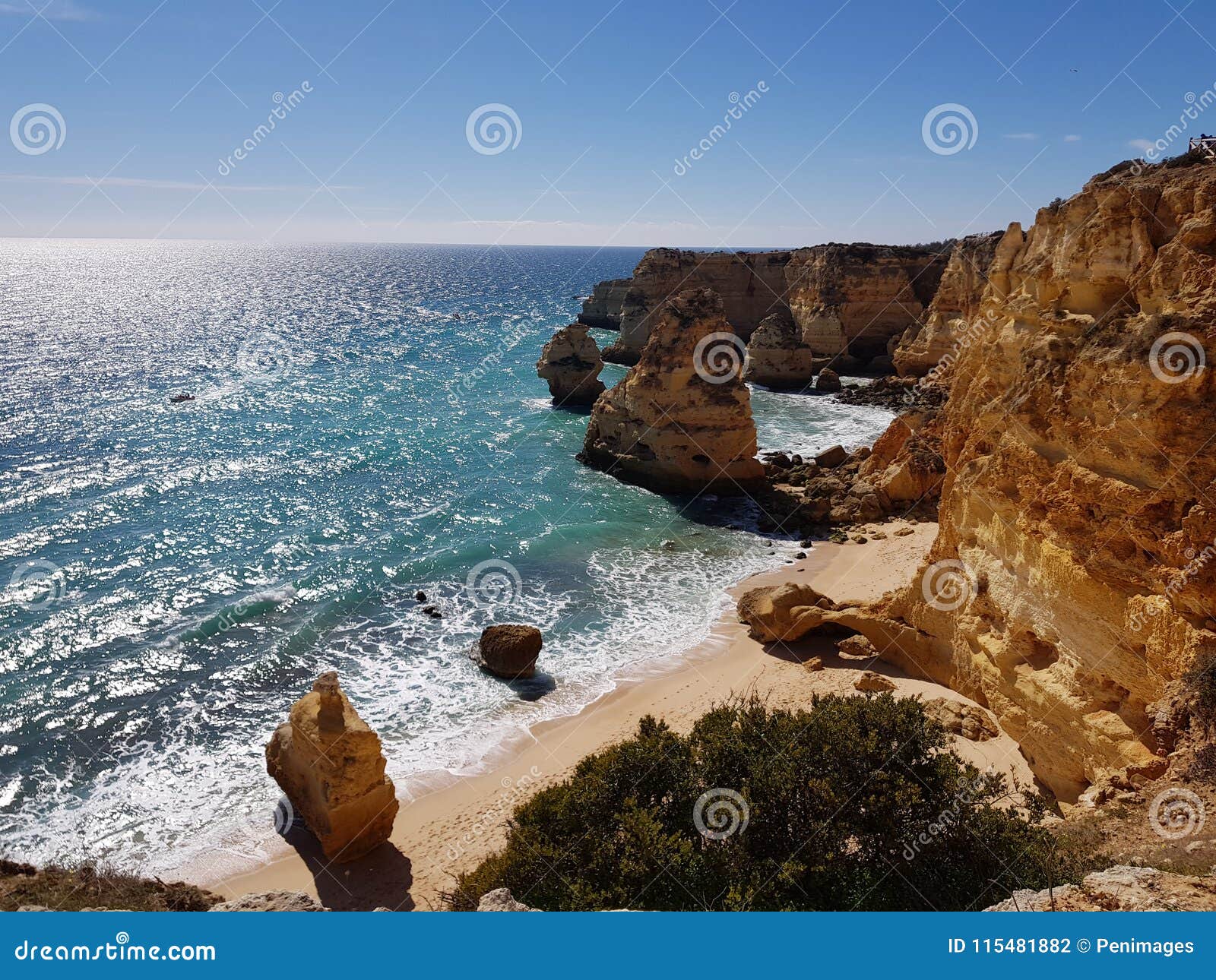 Praia da Marinha стоковое фото. изображение насчитывающей пляж - 115481882