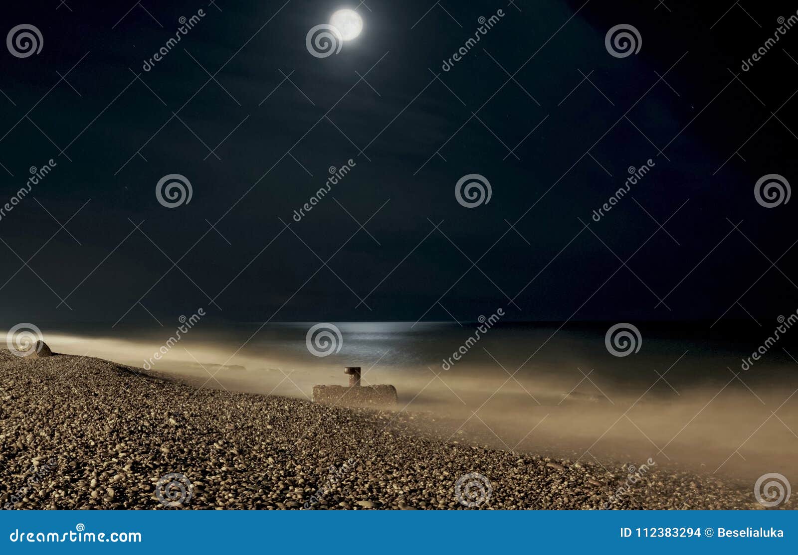 Praia Da Noite Iluminada Pela Lua Cheia Foto de Stock - Imagem de pedra ...