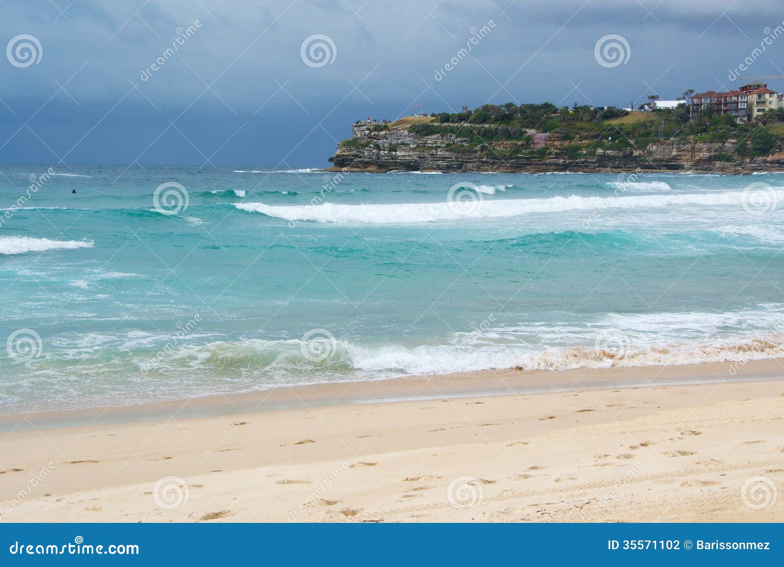 Praia de Bondi foto de stock. Imagem de nuvens, local - 35571102