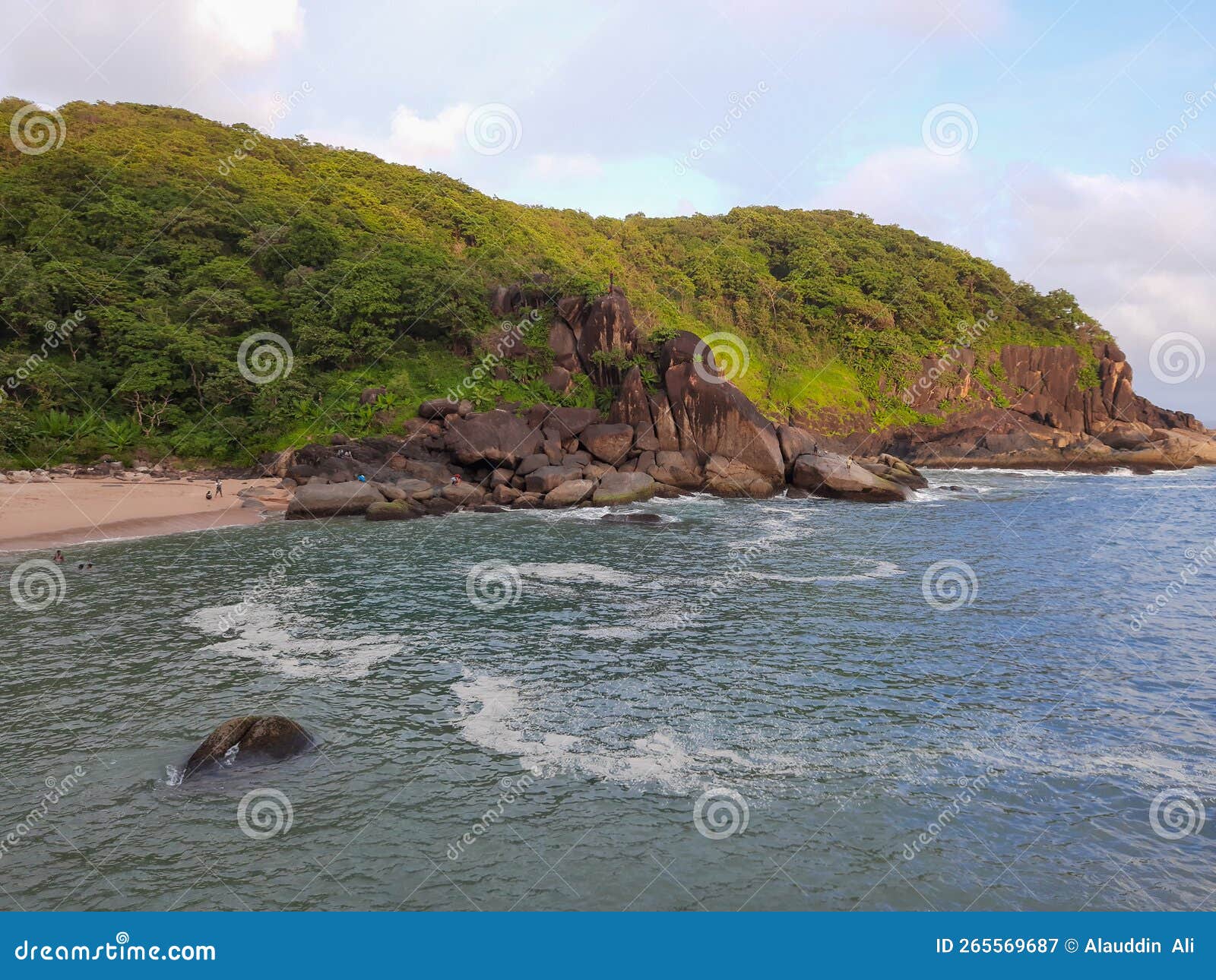 Praia De Borboletas Em Goa. Praia E Rochas. Imagem de Stock - Imagem de ...