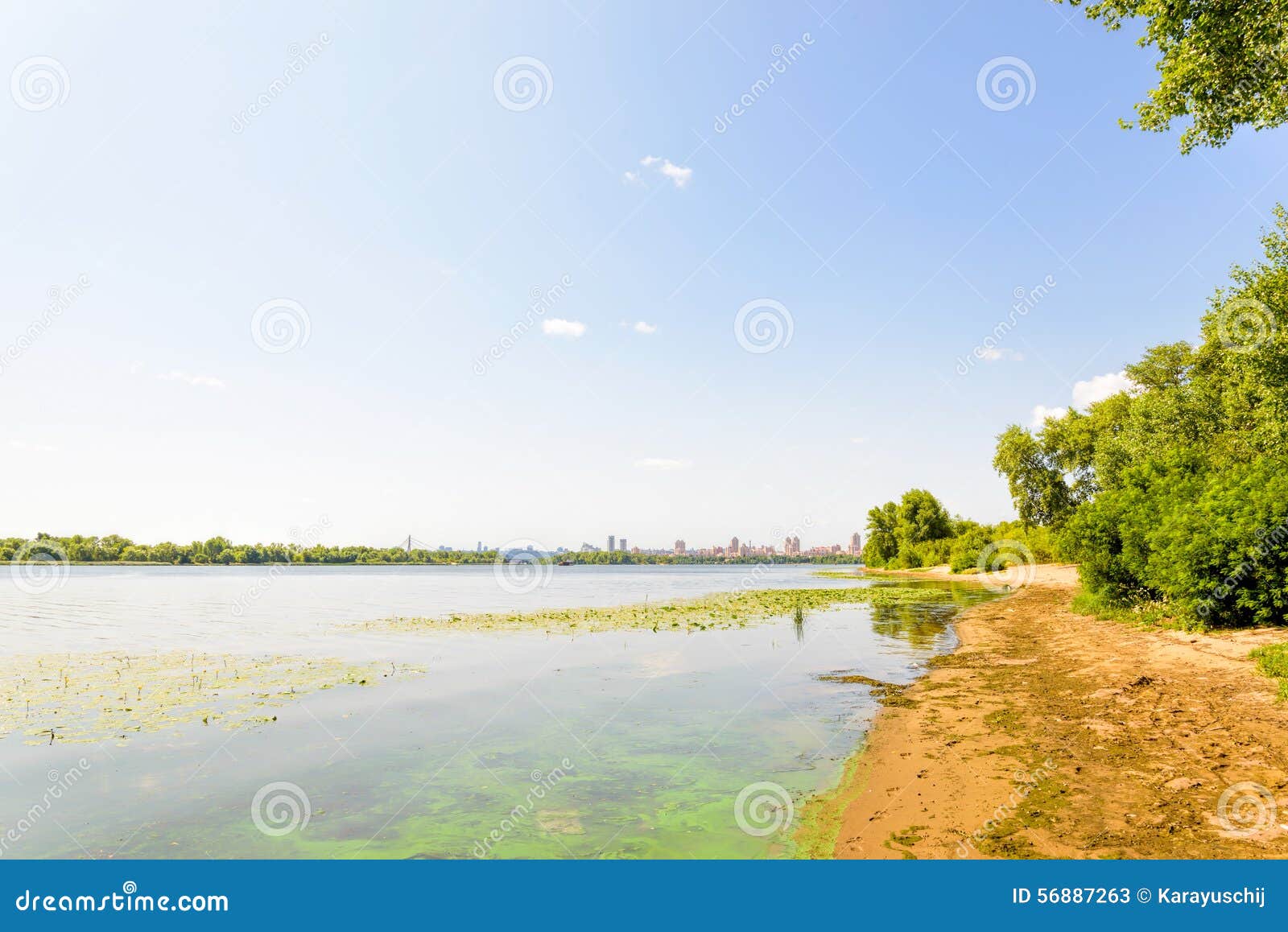 Praia do rio de Dnieper imagem de stock. Imagem de nave - 56887263