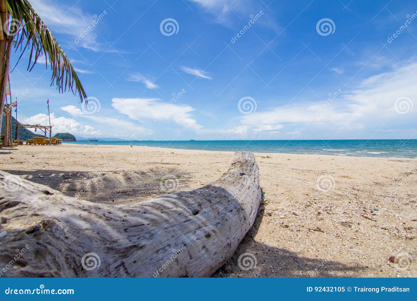 Praia e mar imagem de stock. Imagem de respingo, horizonte - 92432105