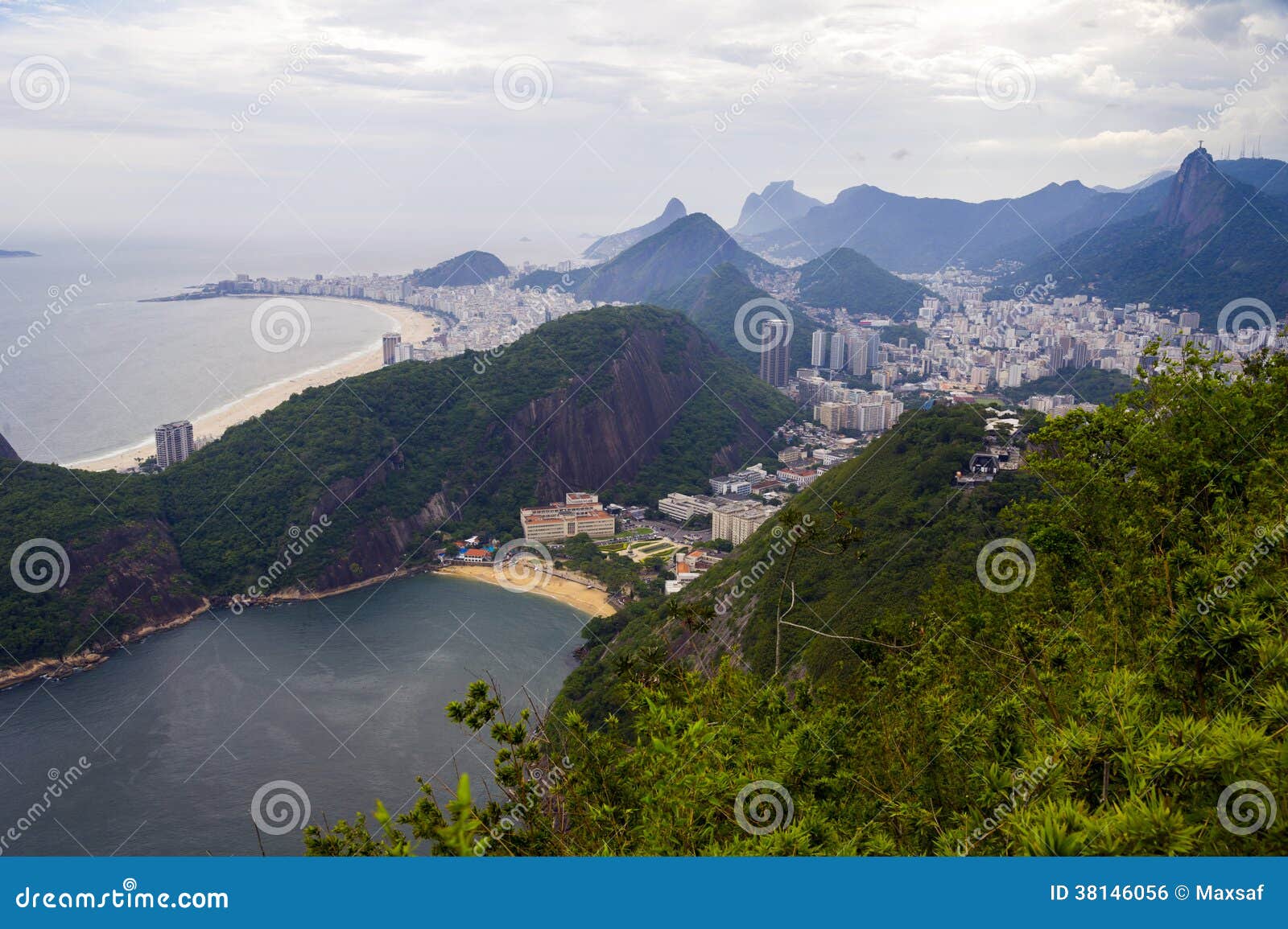 Praia E Montanhas, Rio De Janeiro, Brasil Foto de Stock - Imagem de ...