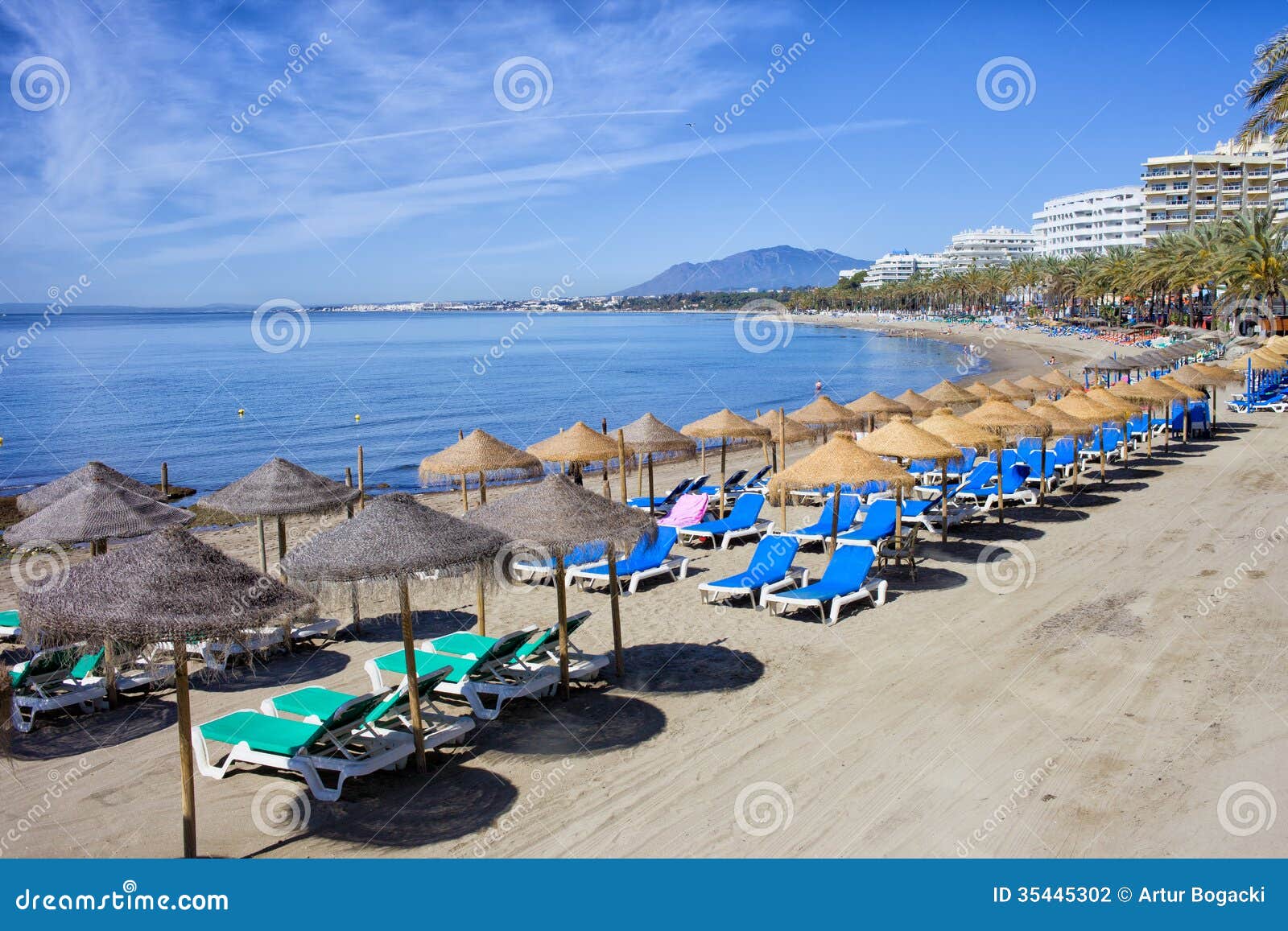 Praia Em Costa Del Sol Em Marbella Foto de Stock - Imagem de lazer ...