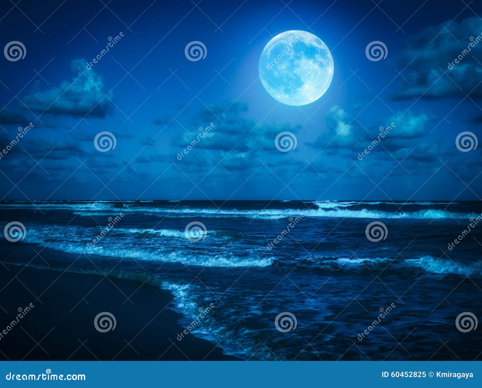 Praia Na Meia-noite Com Uma Lua Cheia Imagem de Stock - Imagem de ...