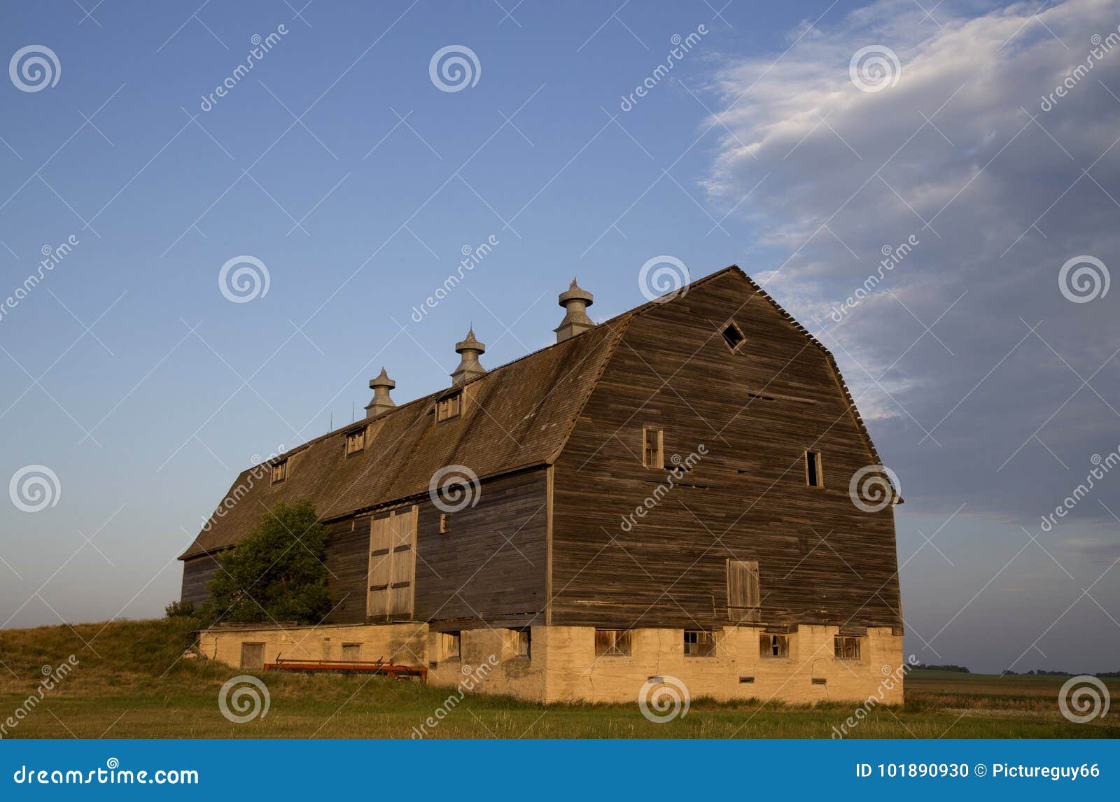 Prairie Barn Saskatchewan stock photo. Image of farmland - 101890930