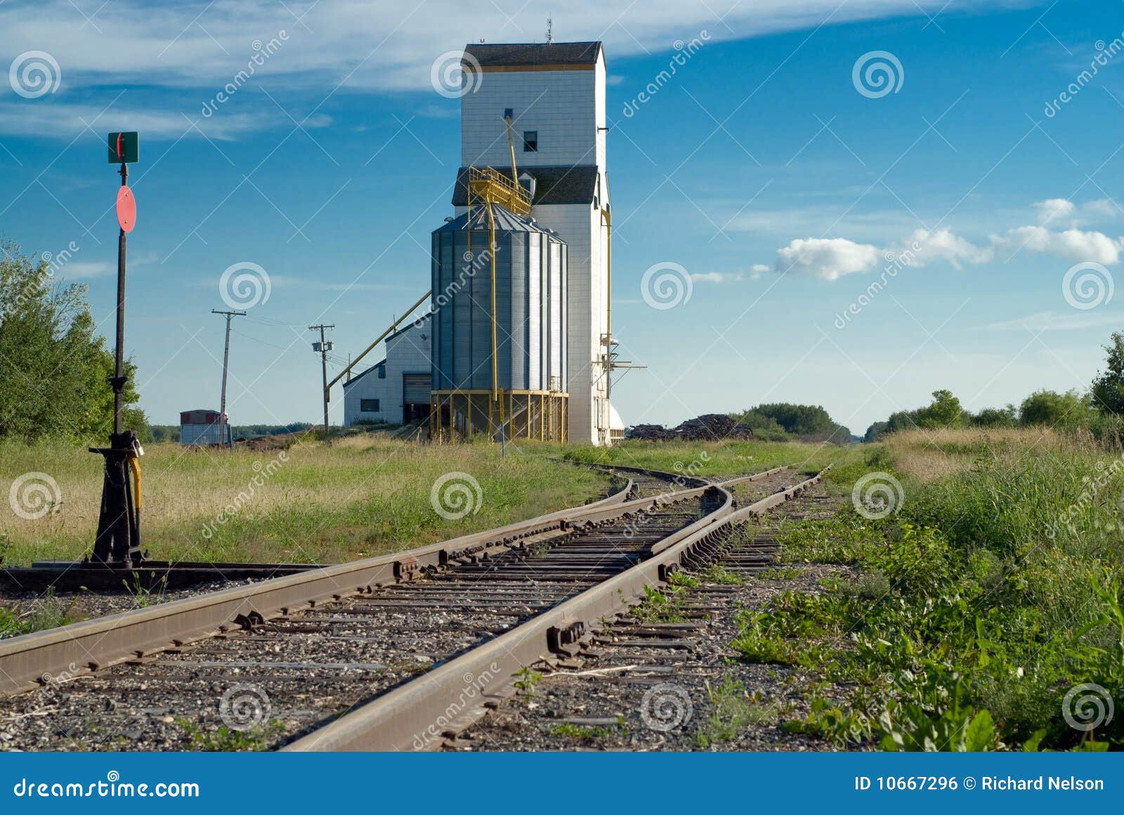 Prairie Railroad Tracks stock photo. Image of green, land - 10667296