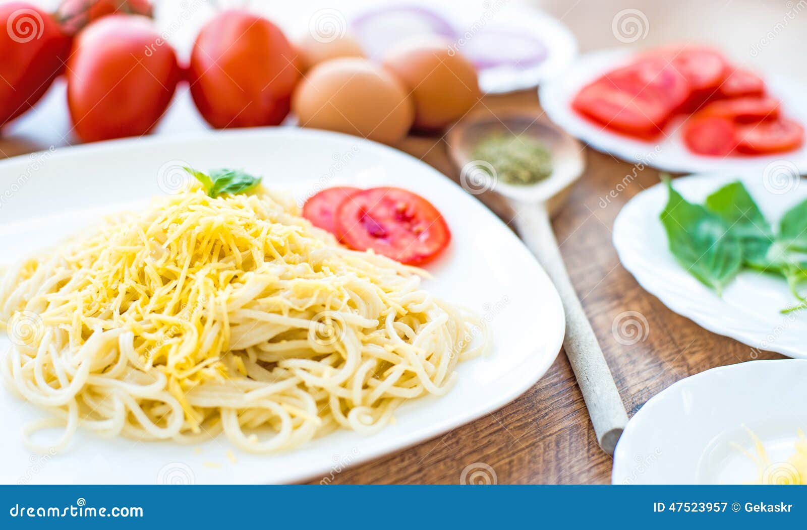 Pranzo degli spaghetti immagine stock. Immagine di basilico - 47523957