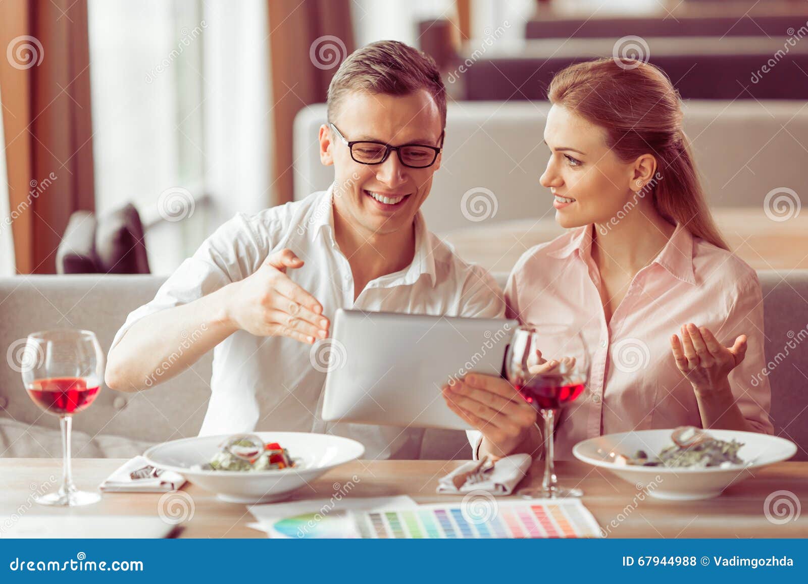 Pranzo Di Lavoro Al Ristorante Fotografia Stock - Immagine di ...