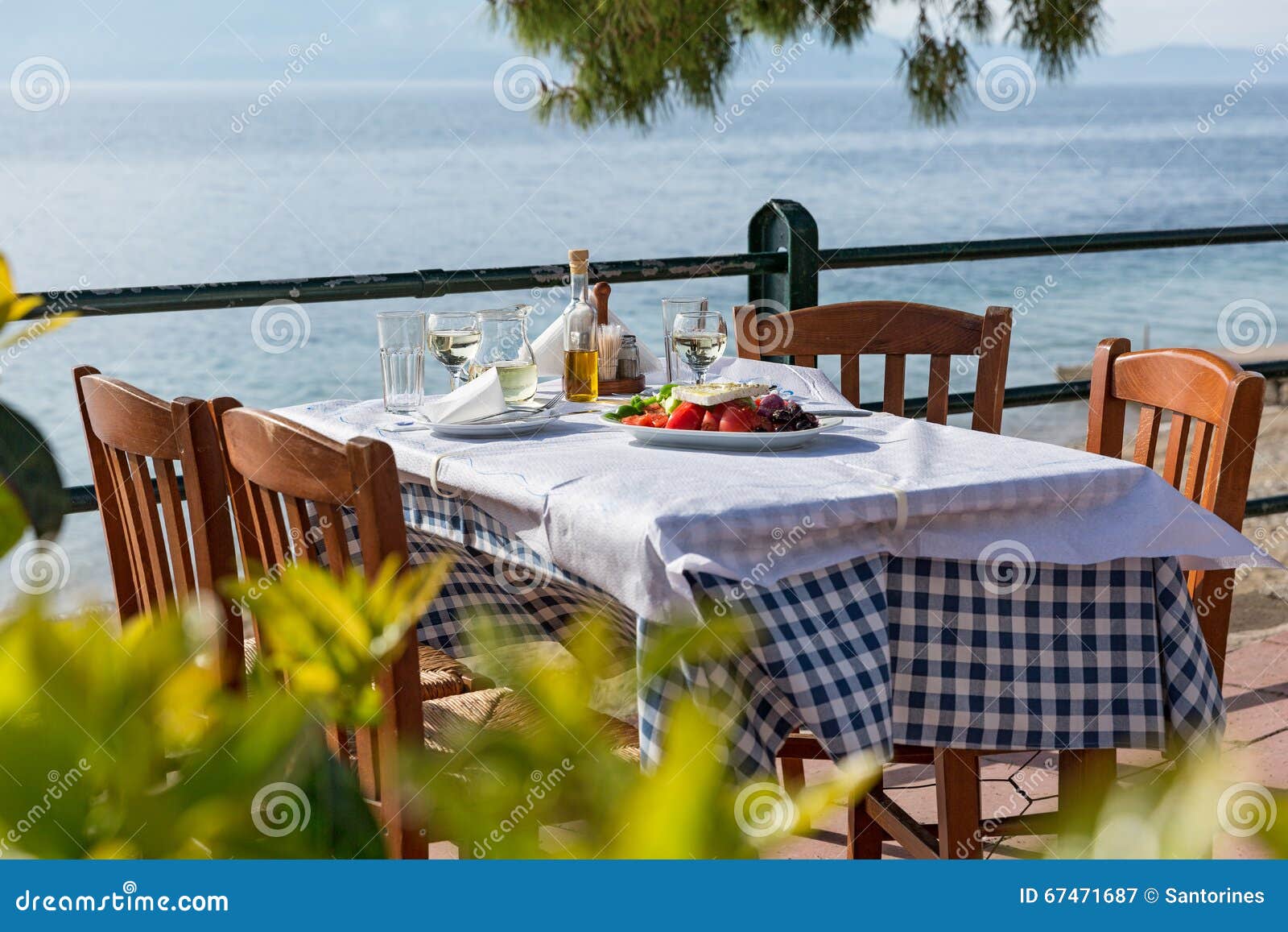 Pranzo in Un Ristorante Vicino Al Mare Immagine Stock - Immagine di ...