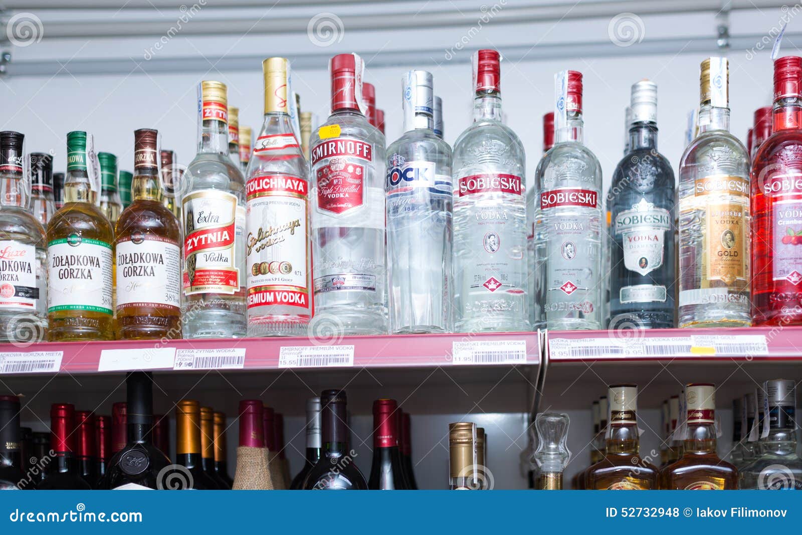 Prateleiras Com Vodca E Outras Bebidas Fortes Foto de Stock Editorial ...
